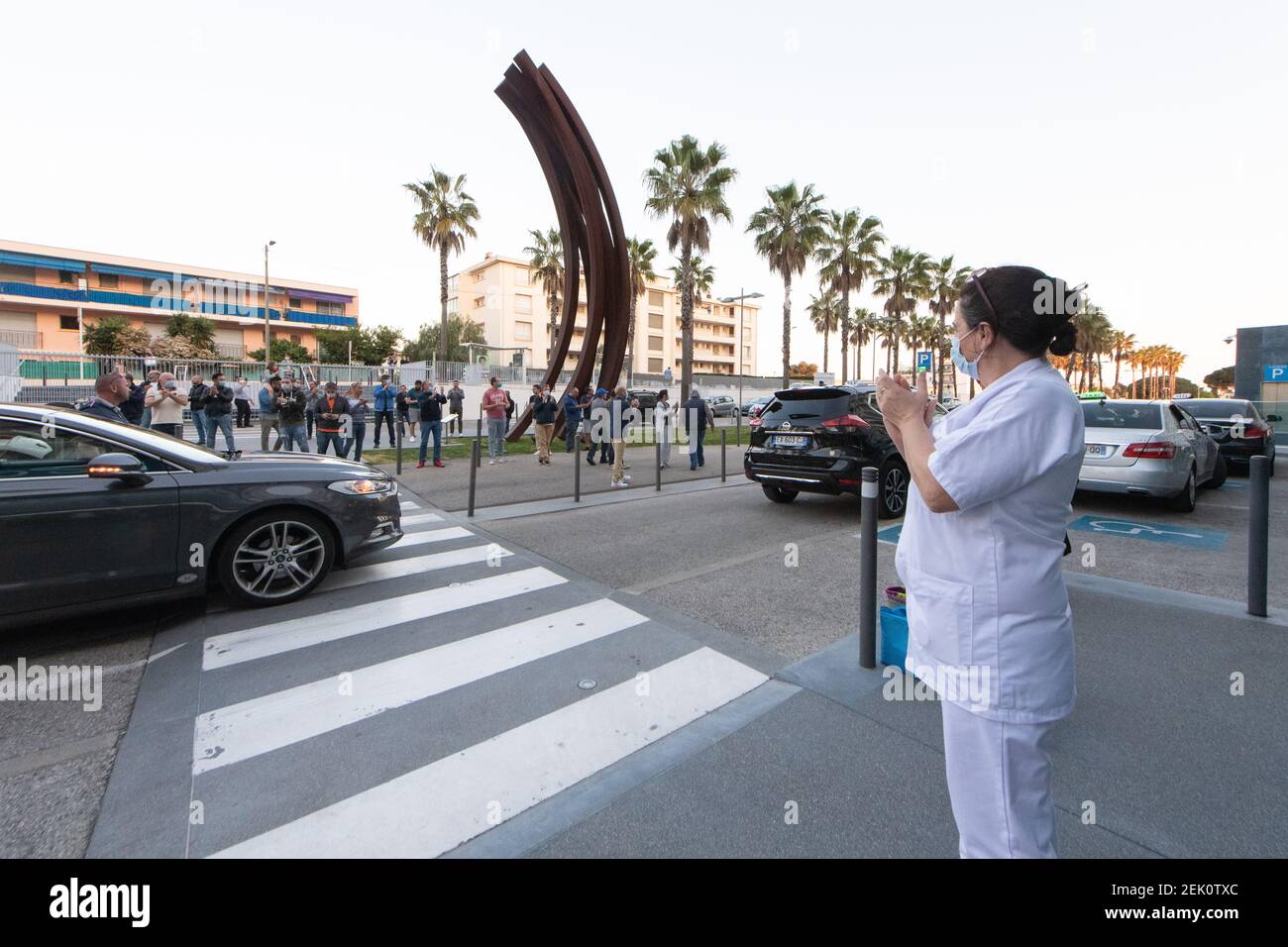 COVID-19 Coronavirus : Taxis drivers of Cannes paid tribute to health ...