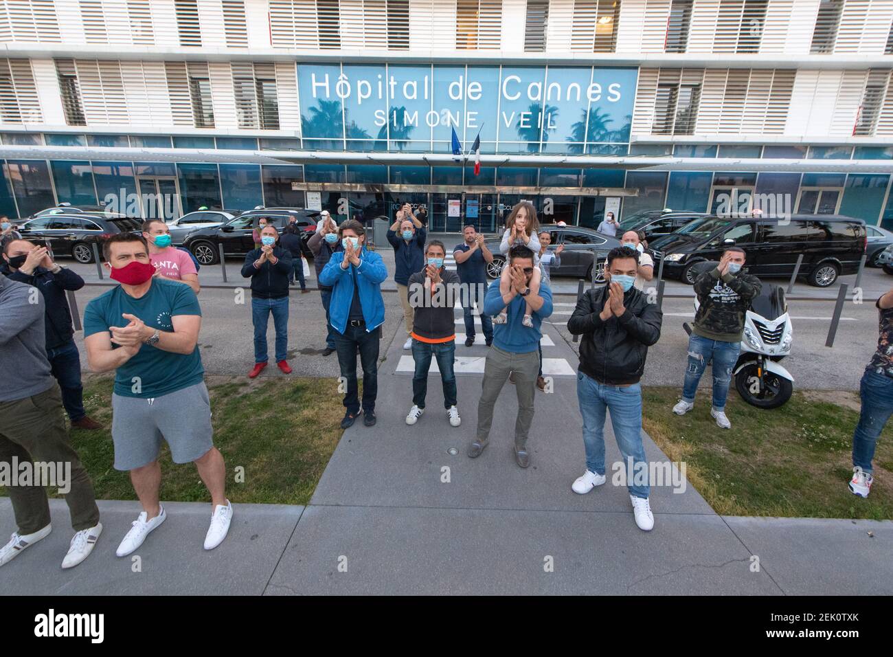 COVID-19 Coronavirus : Taxis drivers of Cannes paid tribute to health ...