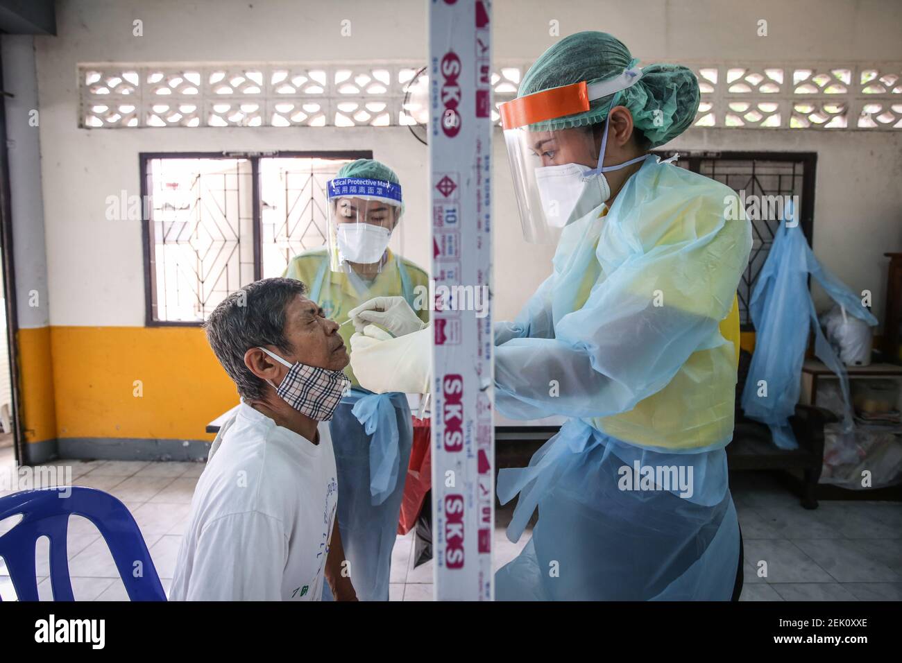 Medical health workers at Mongkutwattana General Hospital wear ...