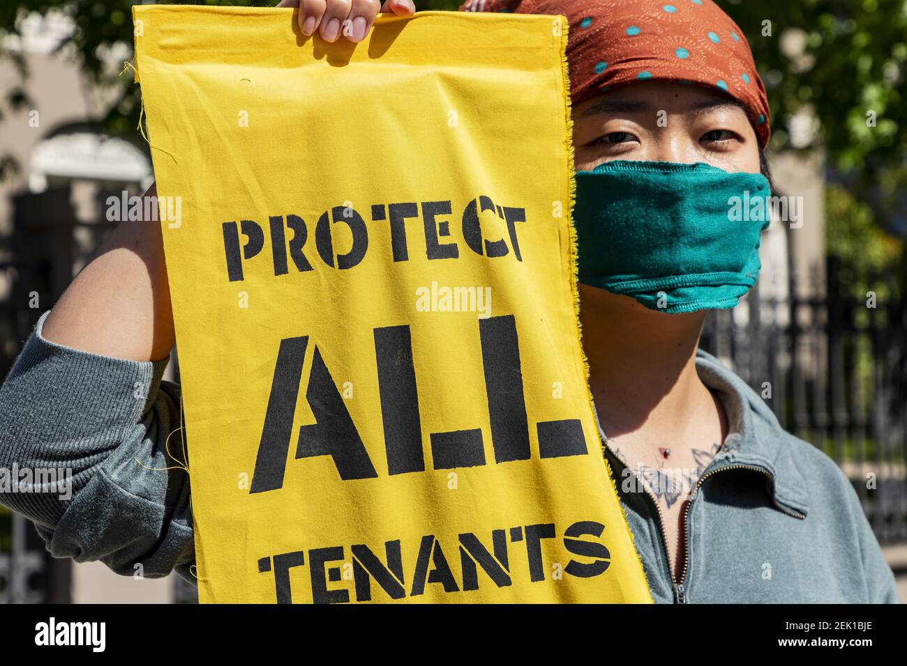 A tenantÕs rights group marches to the Los Angeles MayorÕs mansion to ...
