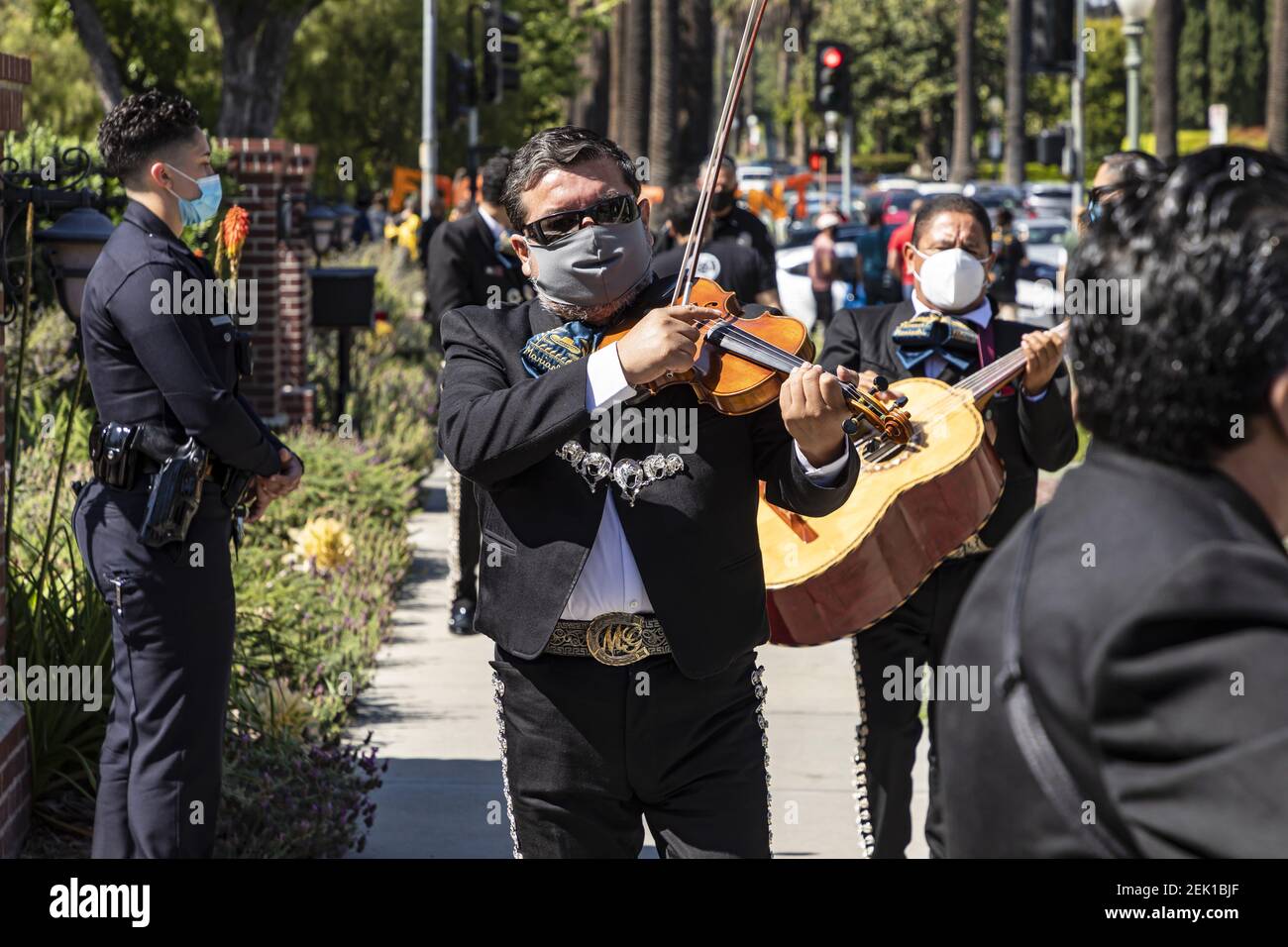 A tenantÕs rights group marches to the Los Angeles MayorÕs mansion to ...