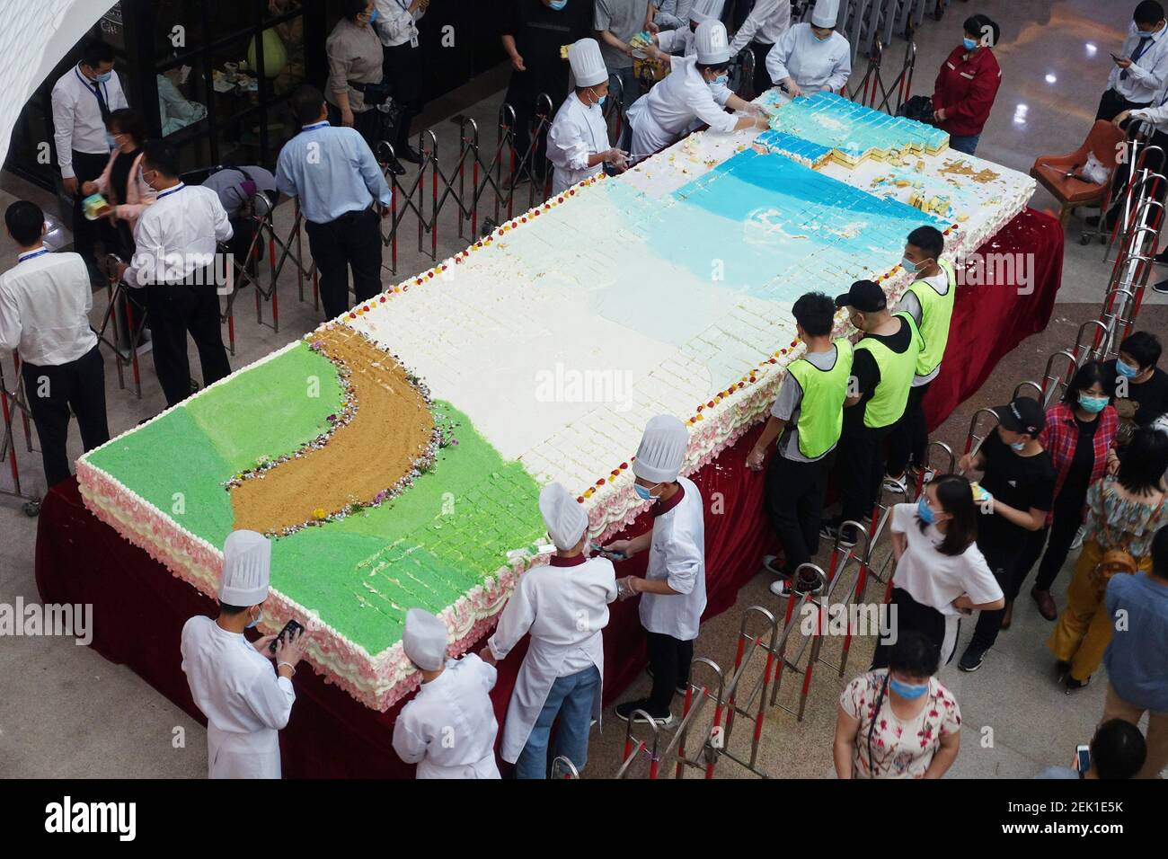 Customers taste a six-meter-long cake, which are distributed for free ...