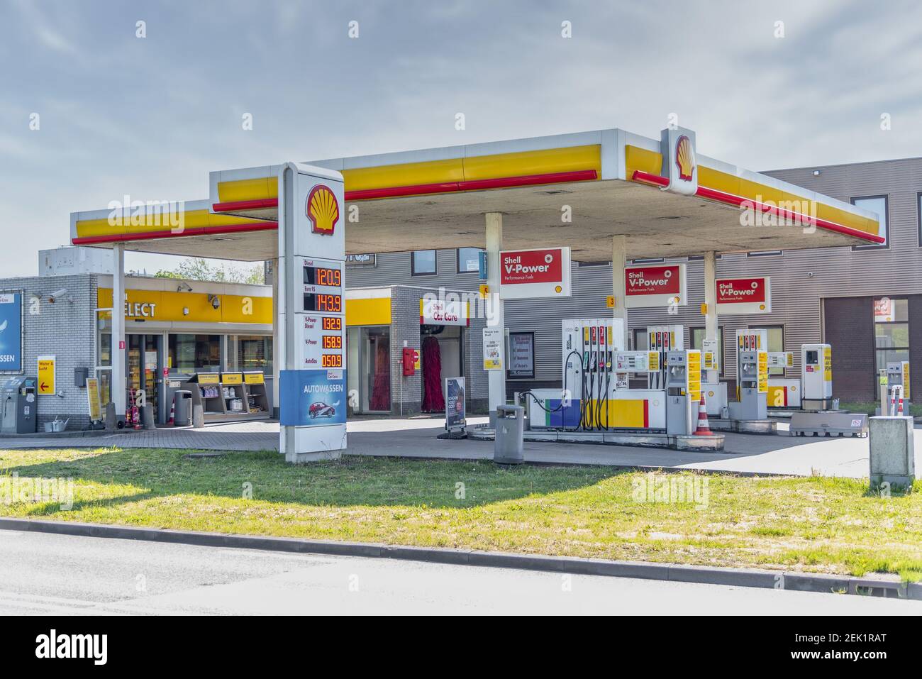 ALPHEN AD RIJN 07-05-2020, Goedkoop tanken in Nederland. Shell ...