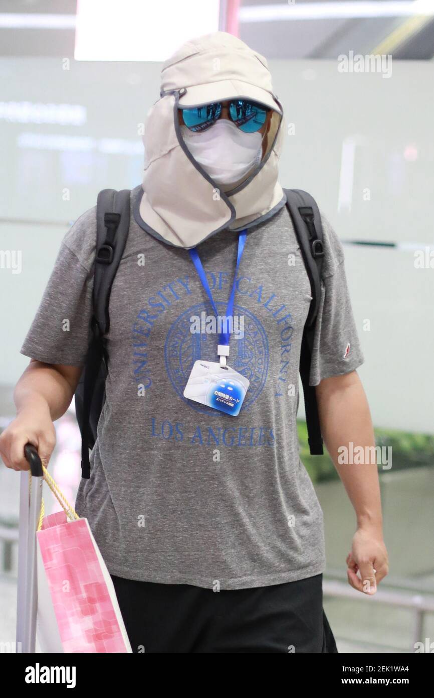 Chinese actor and director Xu Zheng shows up at a Shanghai airport ...