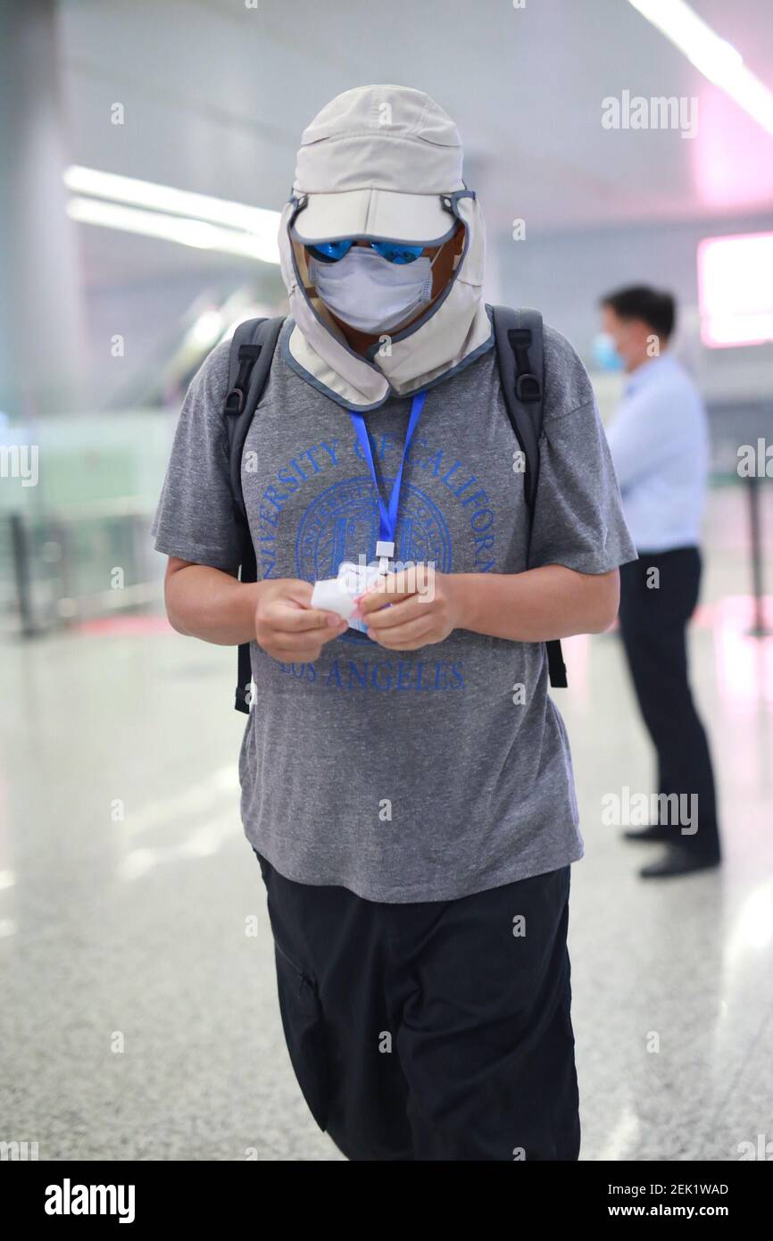 Chinese actor and director Xu Zheng shows up at a Shanghai airport ...