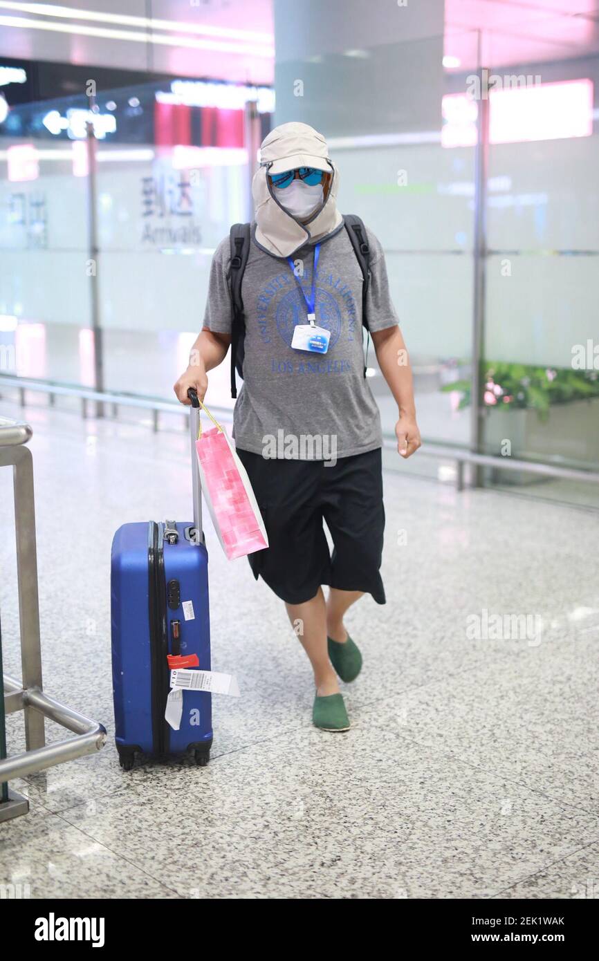 Chinese actor and director Xu Zheng shows up at a Shanghai airport ...