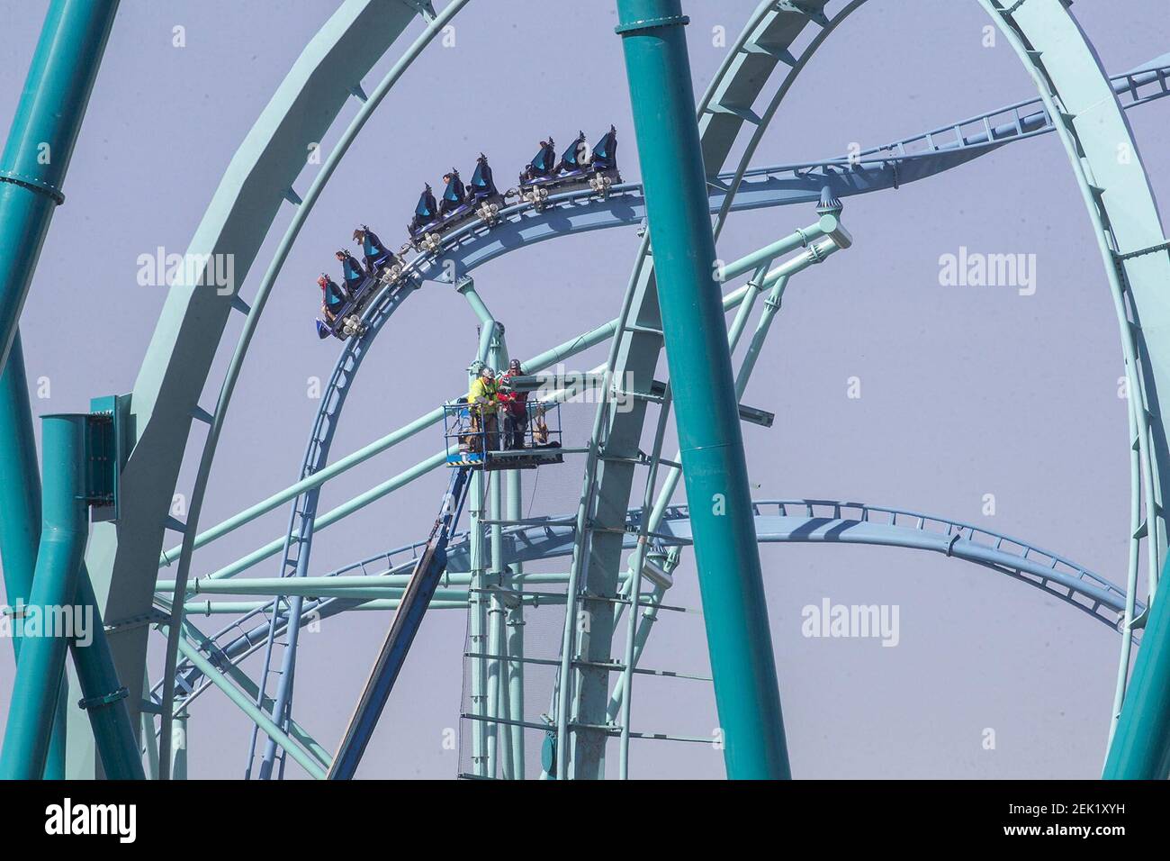 Ironworkers help construct a new SeaWorld roller coaster, Emperor, in ...