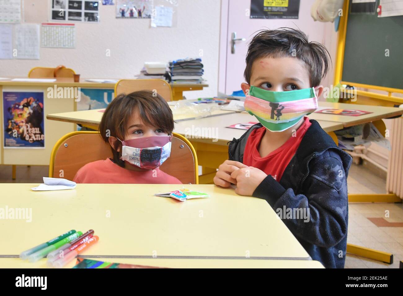 Students wearing PPE facemasks at the school Ecole Rothschild in Nice ...
