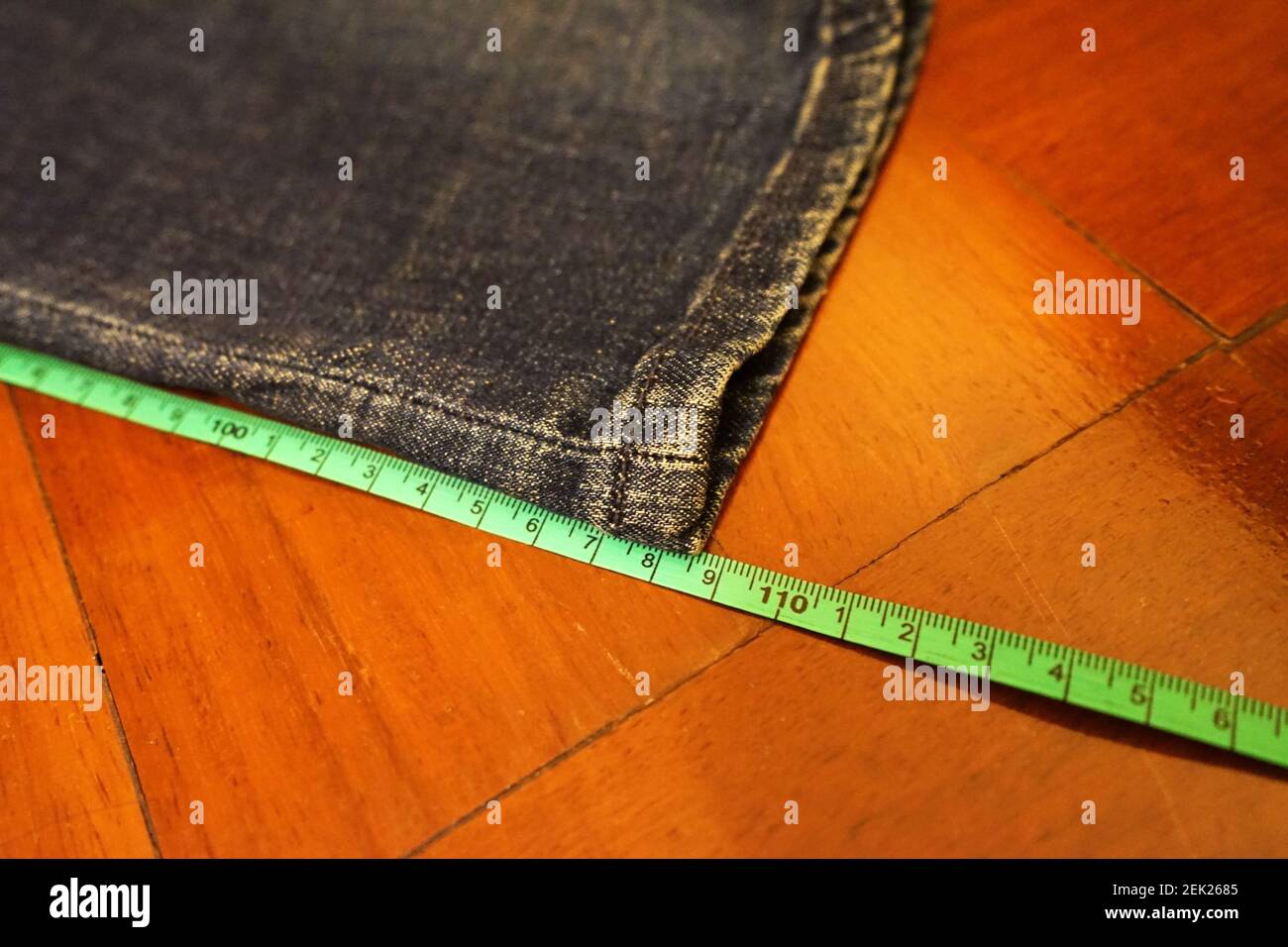 Tailor measuring leg hi-res stock photography and images - Alamy
