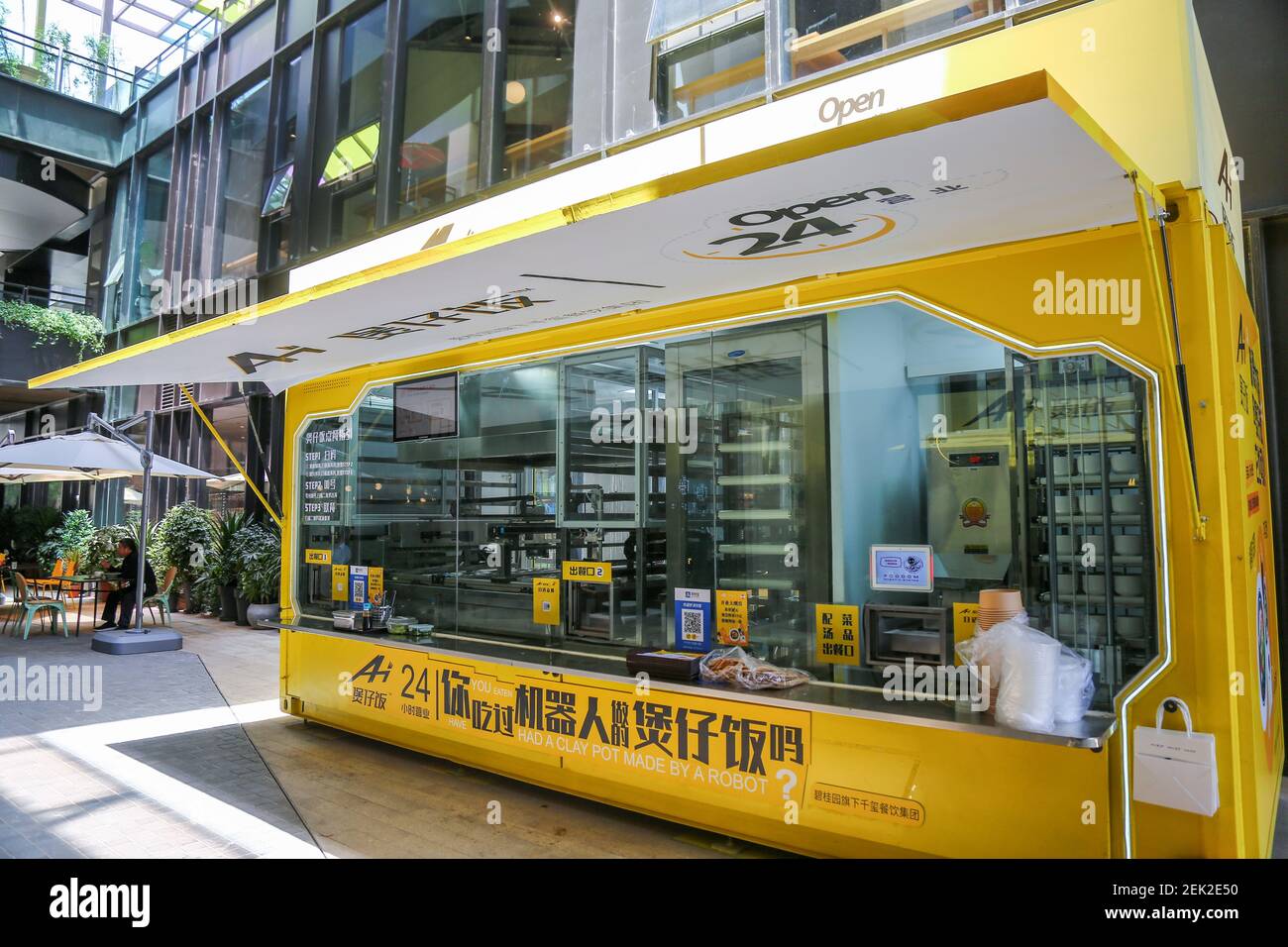A special food stall appears in street in Zhengzhou, the cooker is a ...
