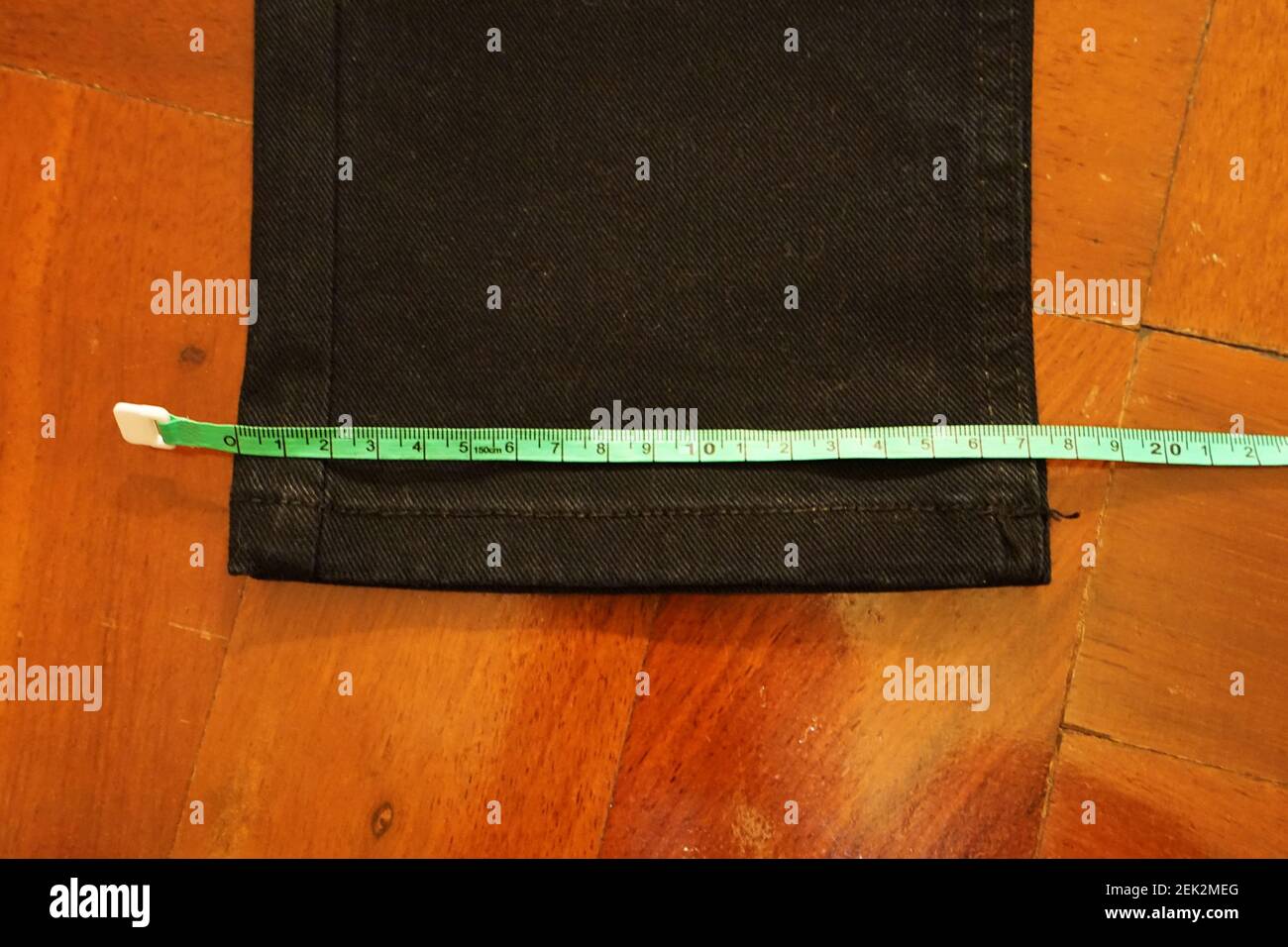 Tailor measuring leg hi-res stock photography and images - Alamy