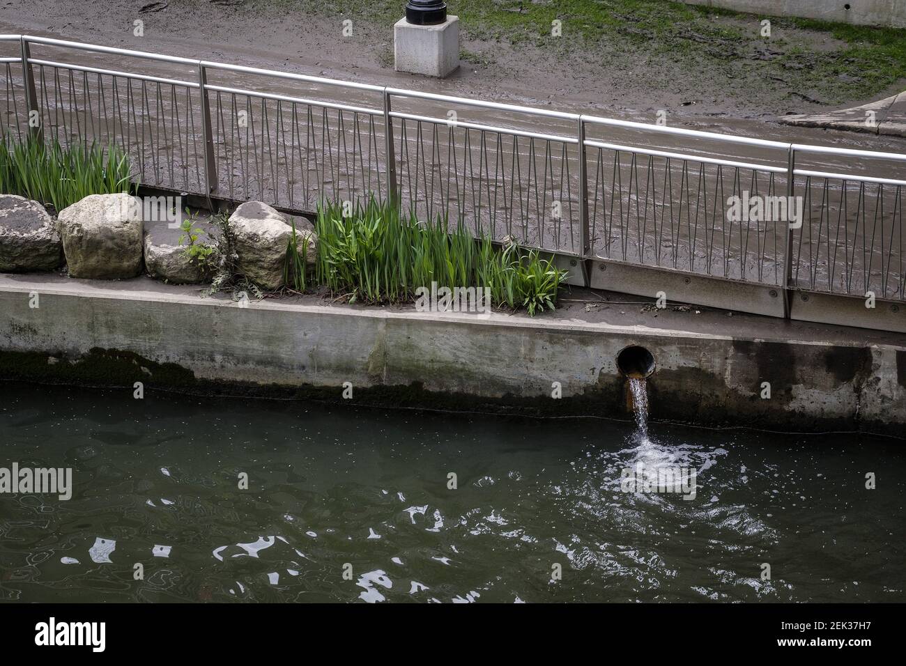 Water drains into the Chicago River a day after record rainfall caused ...