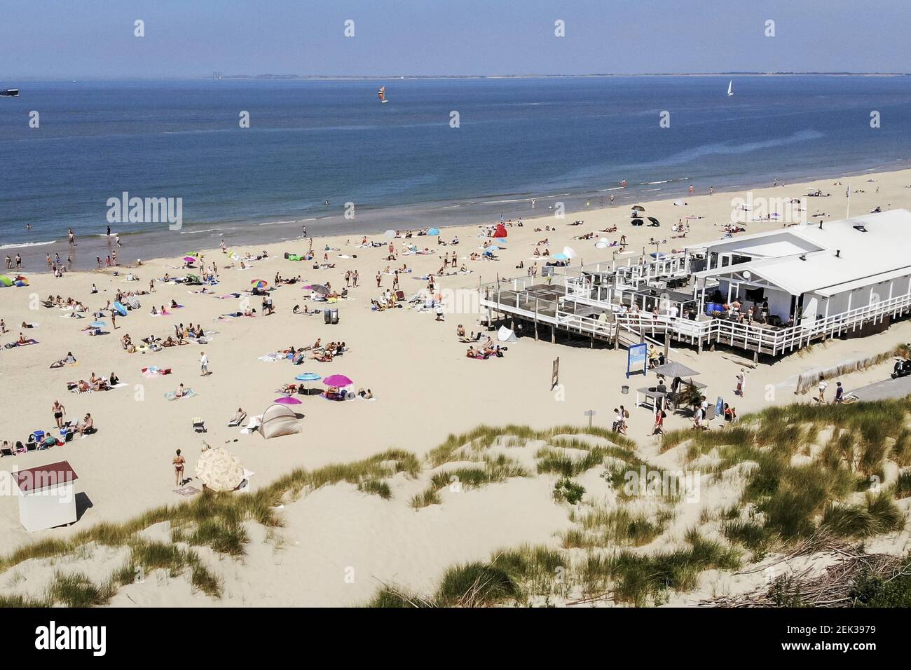 BRESKENS, 21-05-2020 , Dutchnews, Busy beach in Zeeland Breskens Drukte ...