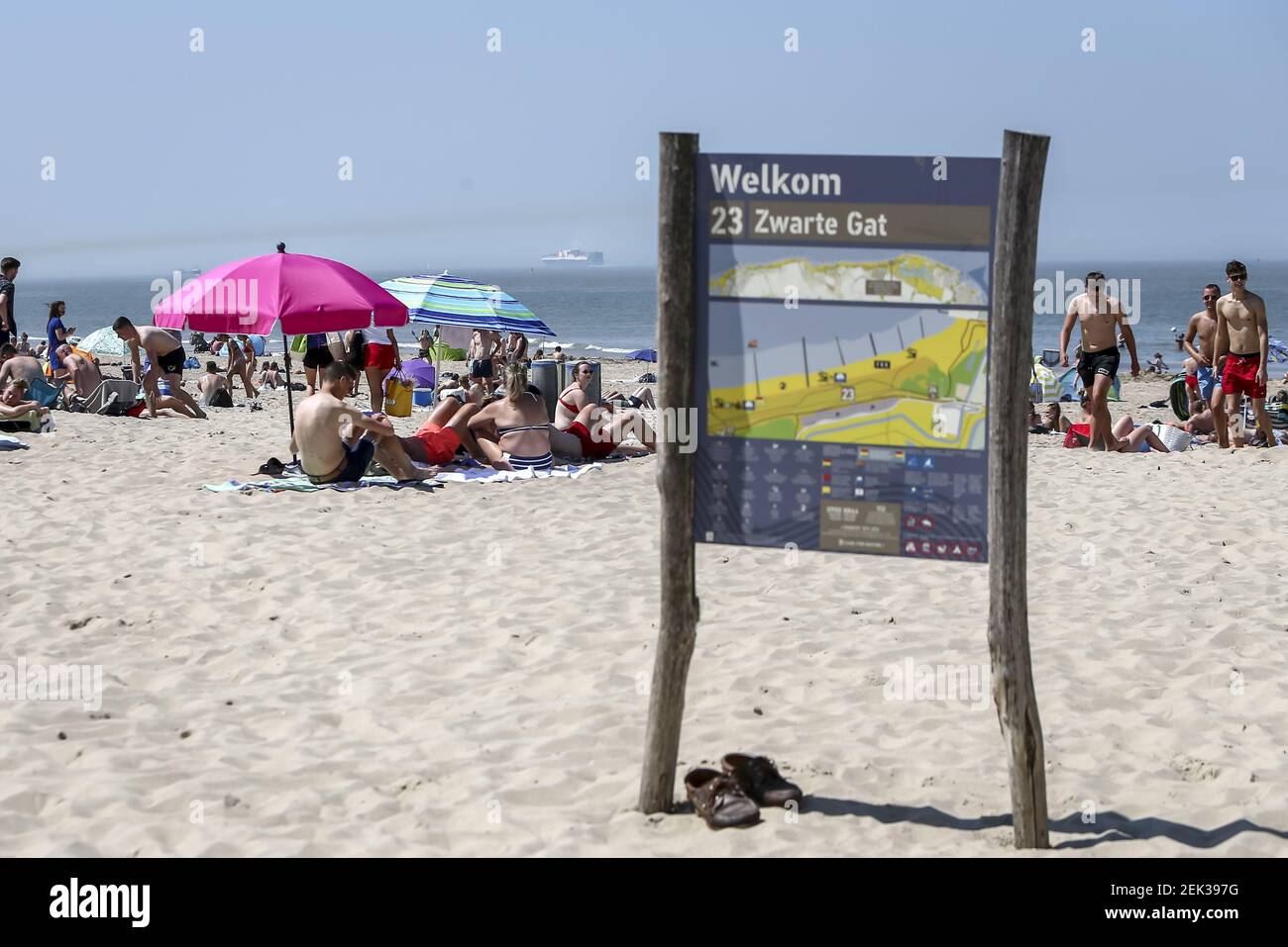 BRESKENS, 21-05-2020 , Dutchnews, Busy beach in Zeeland Breskens Drukte ...