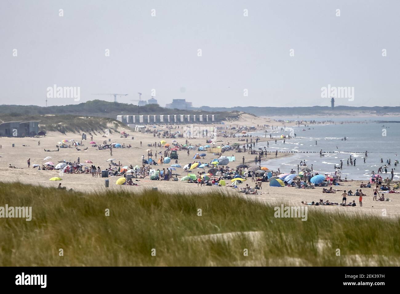 BRESKENS, 21-05-2020 , Dutchnews, Busy beach in Zeeland Breskens Drukte ...