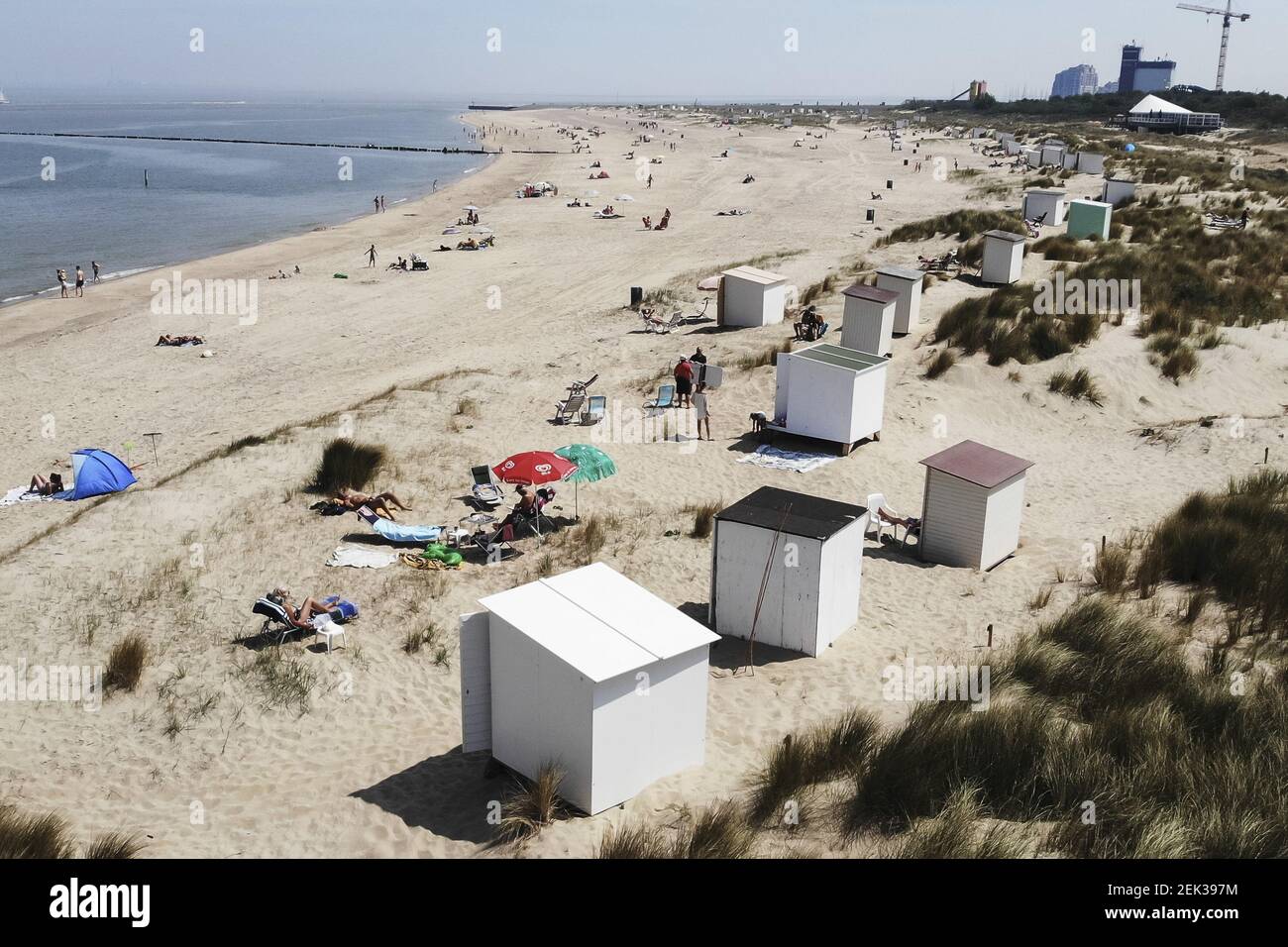 BRESKENS, 21-05-2020 , Dutchnews, Busy beach in Zeeland Breskens Drukte ...
