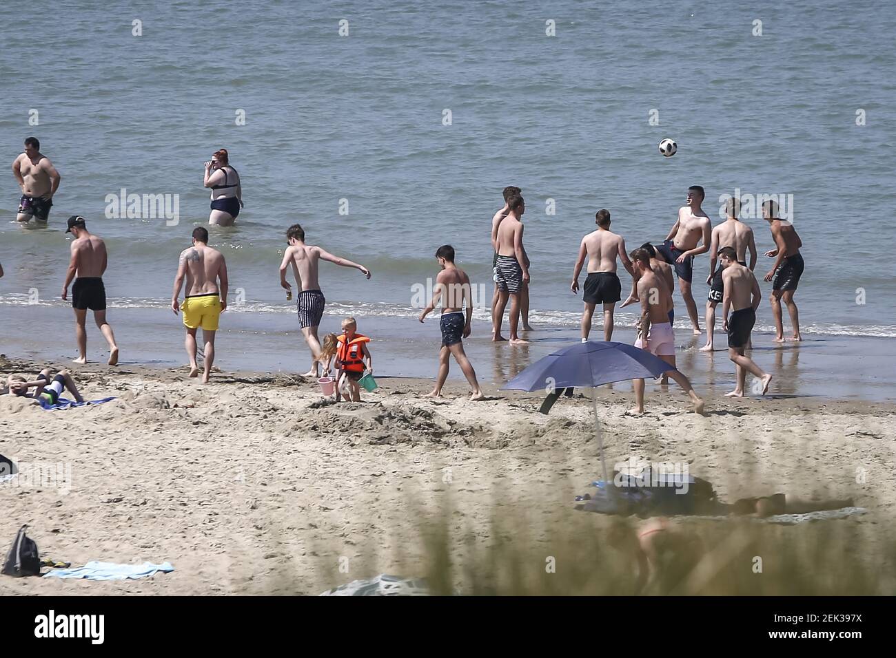 BRESKENS, 21-05-2020 , Dutchnews, Busy beach in Zeeland Breskens Drukte ...