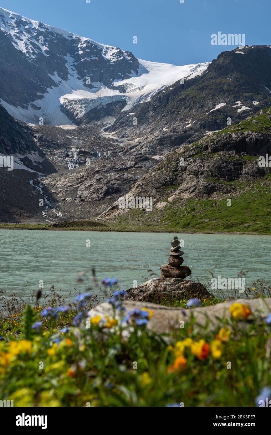 Yoga meditation mountain lake hi-res stock photography and images - Alamy