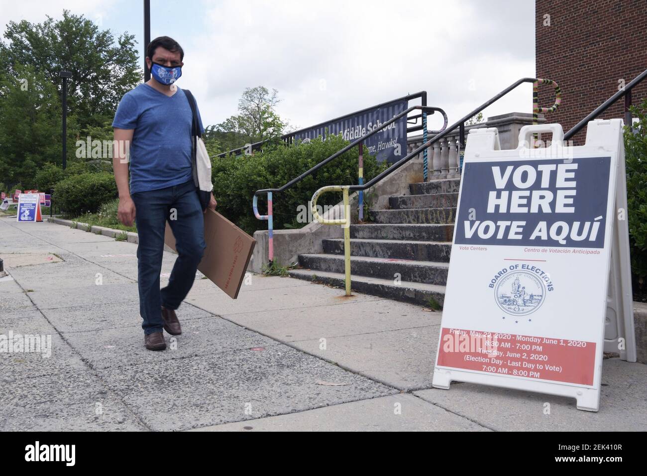 US citizen wears mask face to go to Hardy Middle SchoolÕs vote center ...