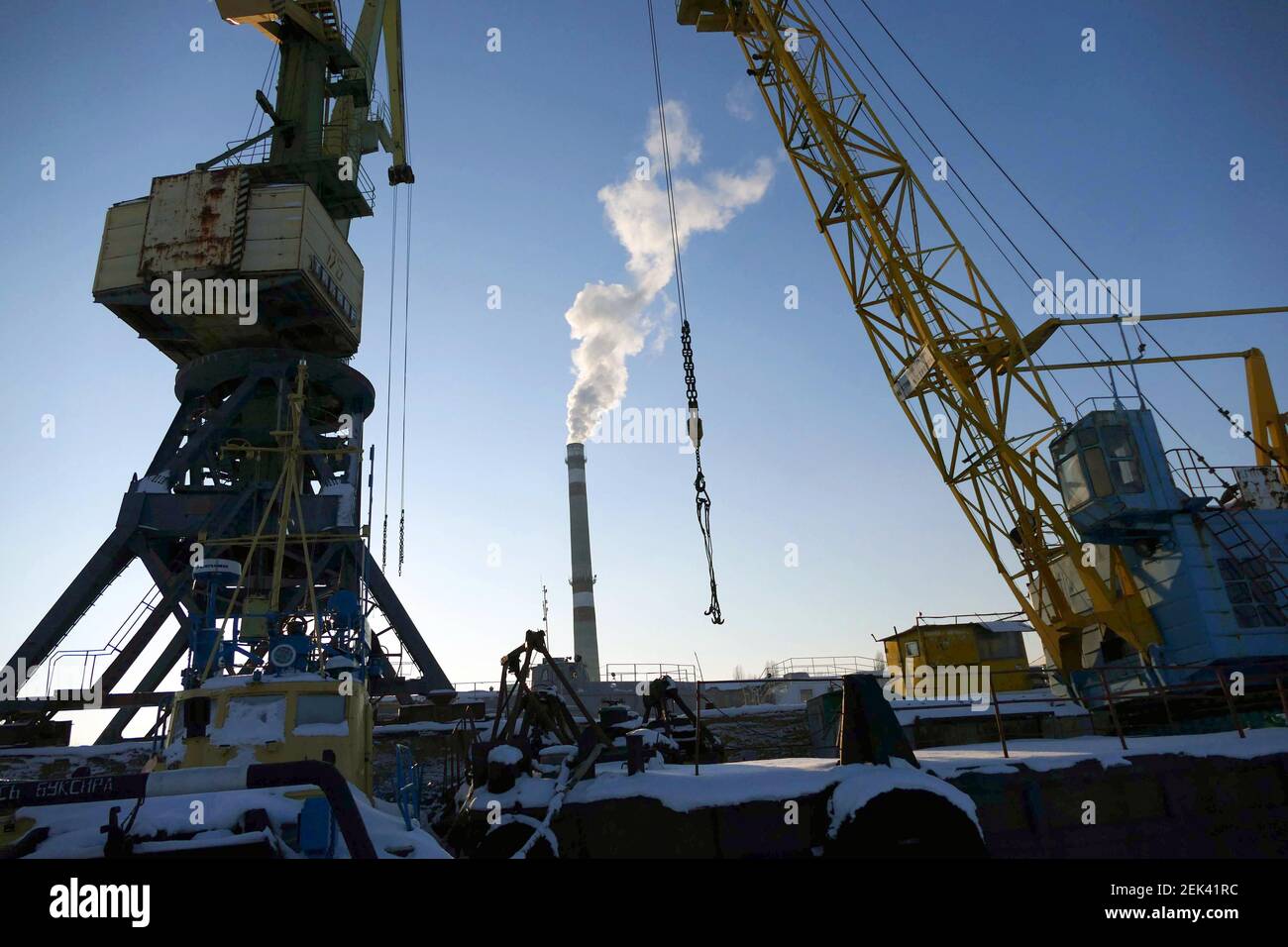 Non Exclusive: CHERKASY, UKRAINE - FEBRUARY 19, 2021 - Cranes are ...