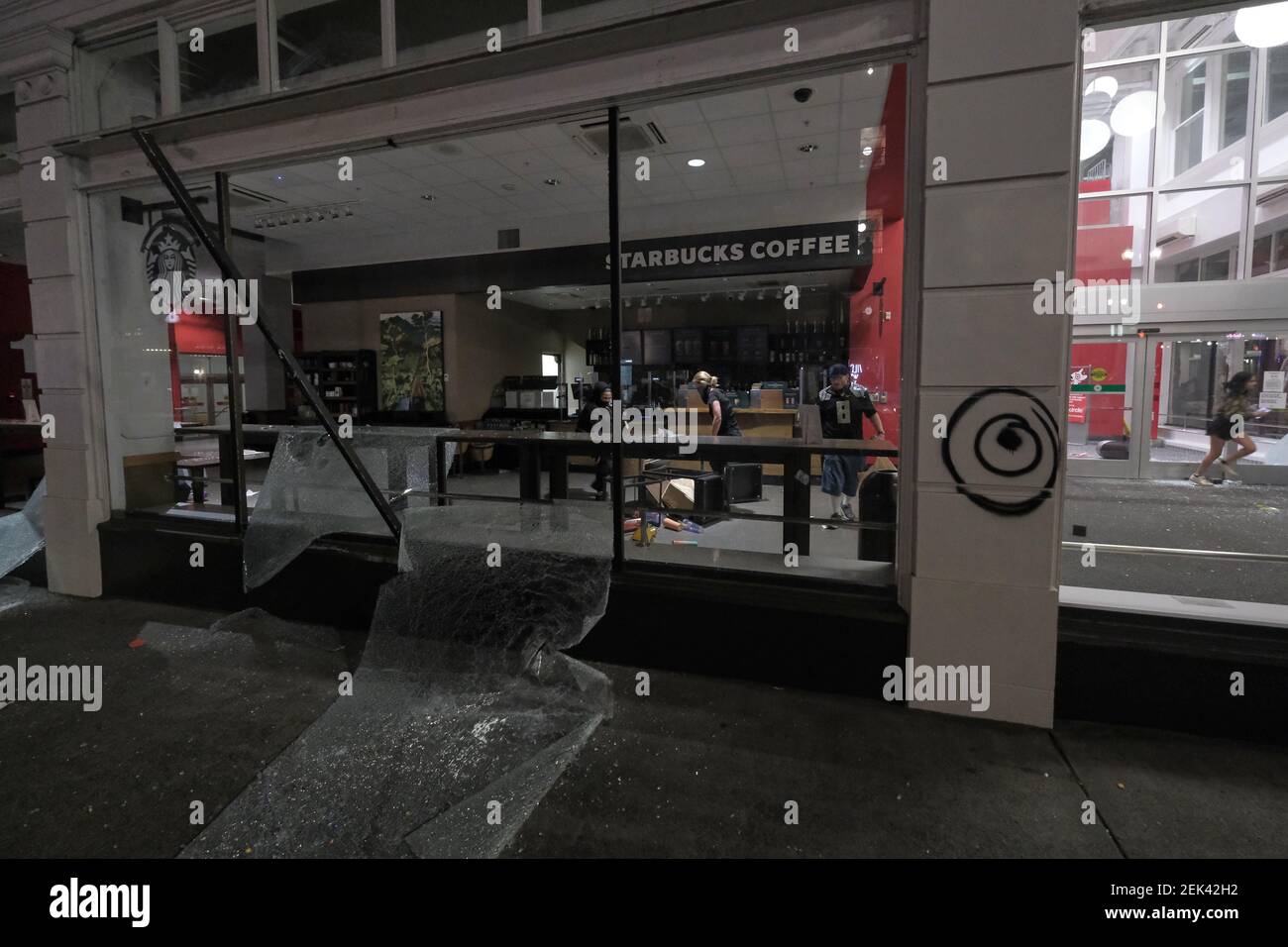 Protesters loot from Starbucks after multiple windows were smashed in ...