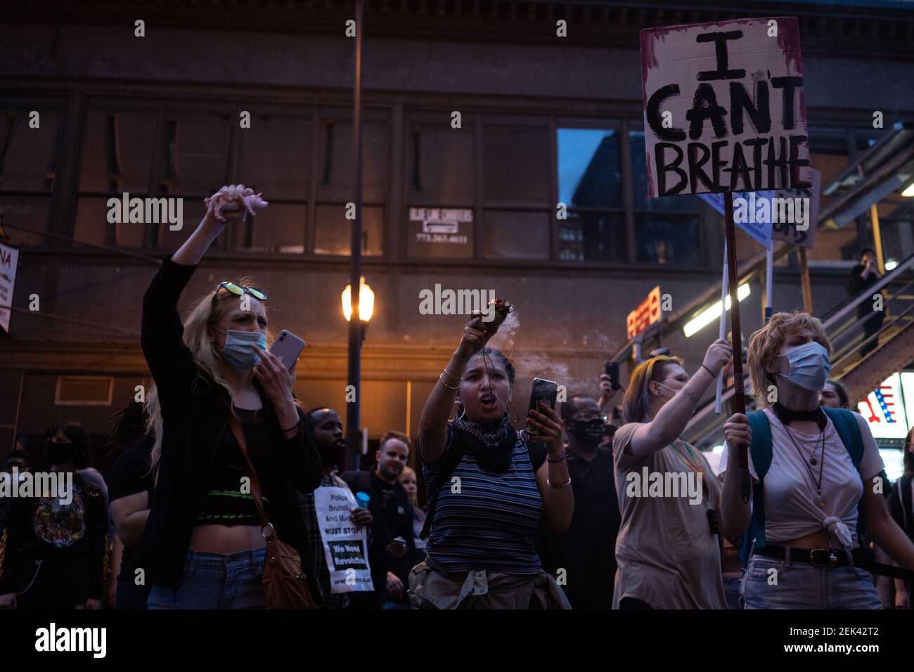 Demonstrators rally outside the Metropolitan Correctional Center in ...