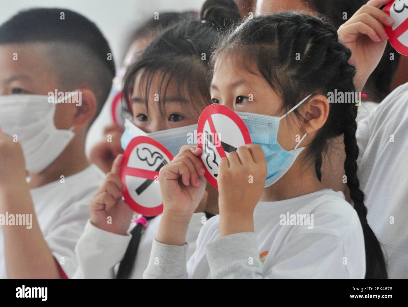China smoking children hi-res stock photography and images - Alamy