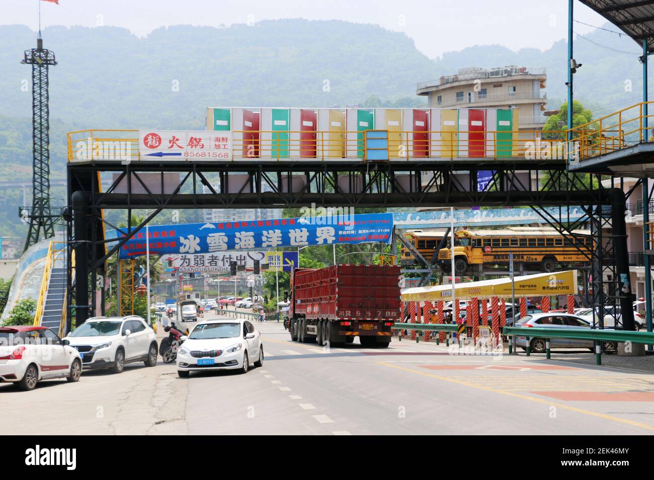 SIchuanï¼ŒCHINA-Residents go to the toilet on a pedestrian bridge 6 ...
