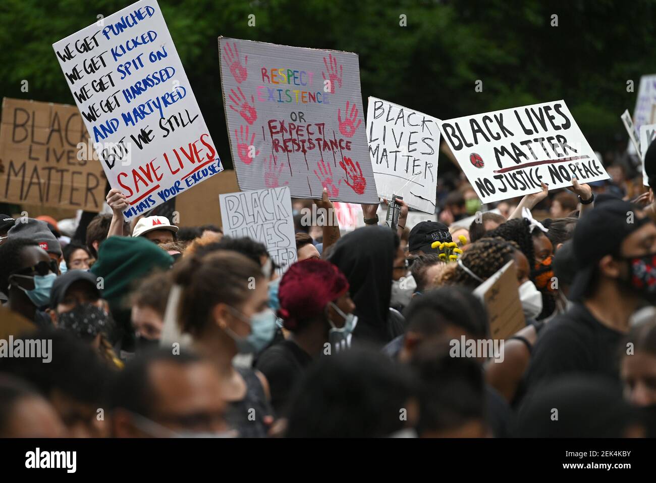 Protesters march up 86th Street after sitting in front of Gracie ...