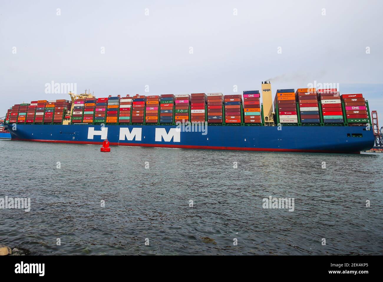 ROTTERDAM , 03-06-2020, Grootste containerschip ter wereld HMM ...