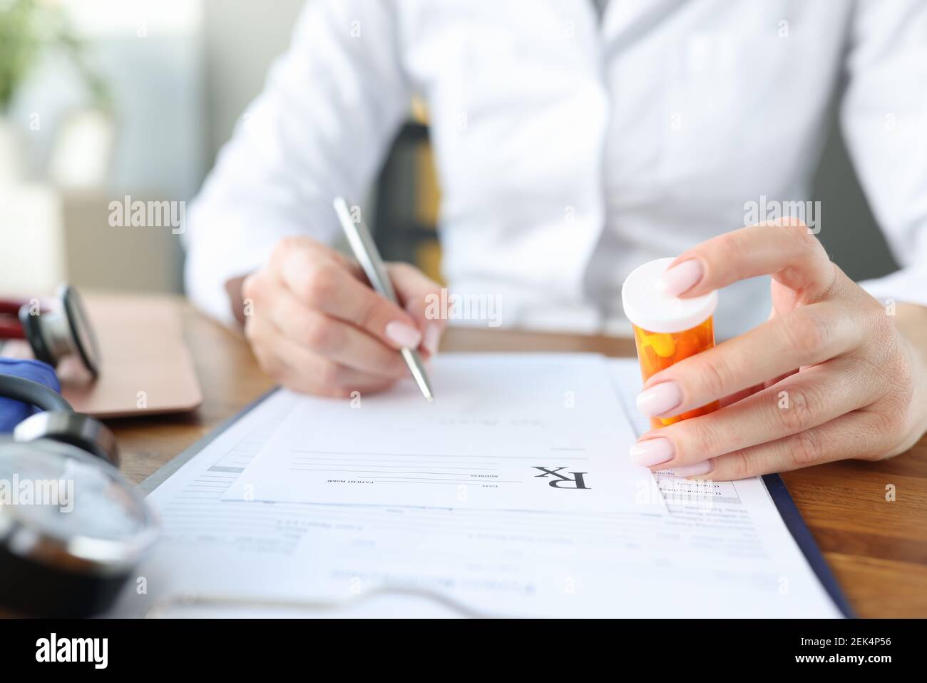Doctor writing out prescription hi-res stock photography and images - Alamy