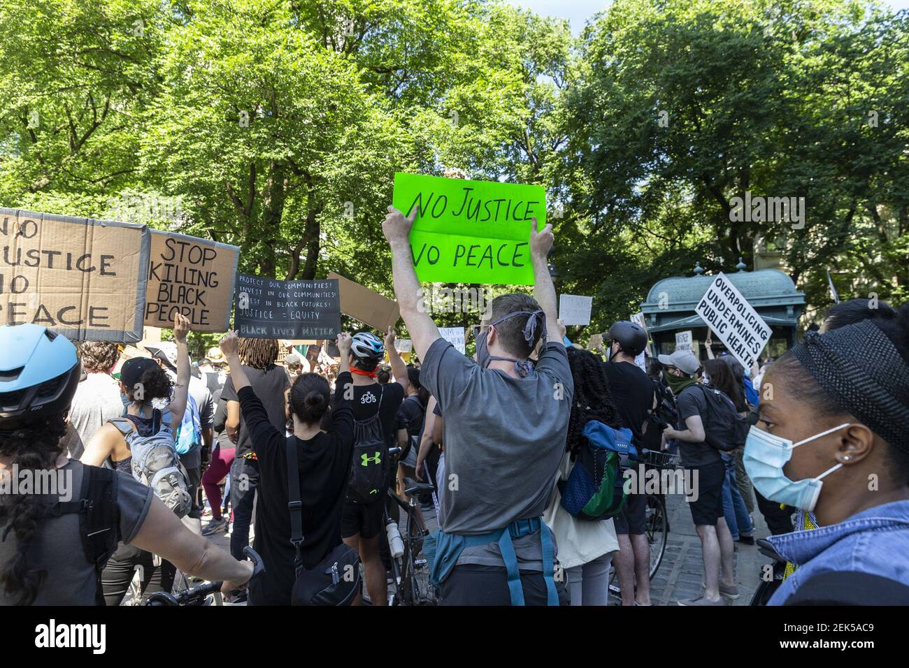 500 Current and former mayorâ€™s office staff organize protest to ...