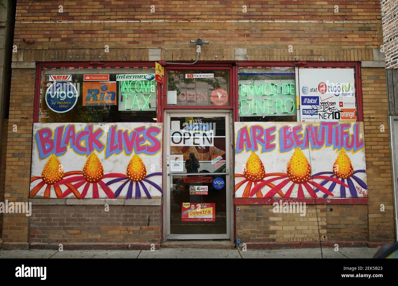 Obras de arte que cubren fachadas cerradas a lo largo de 18th St., en ...