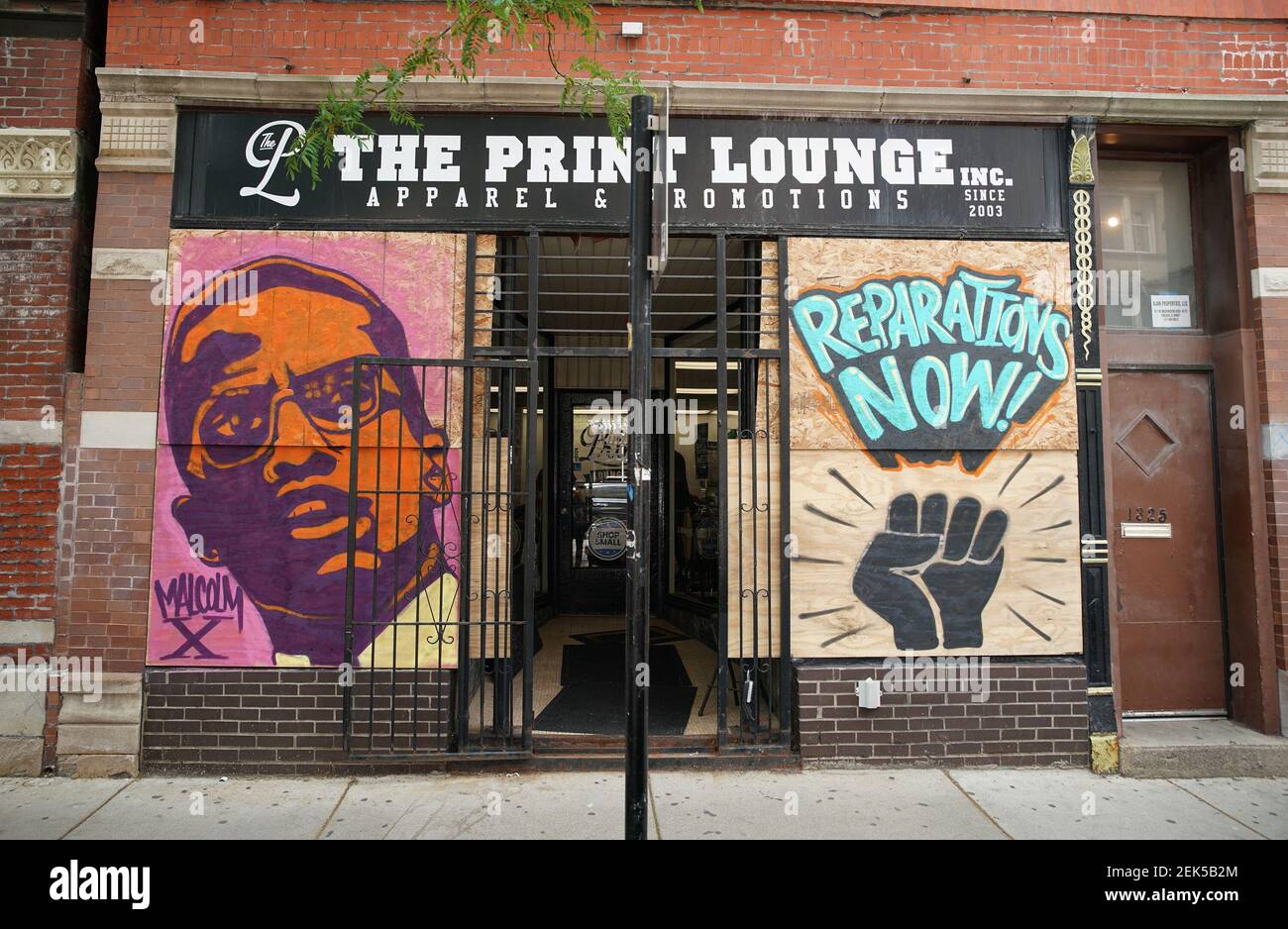 Obras de arte que cubren fachadas cerradas a lo largo de 18th St., en ...