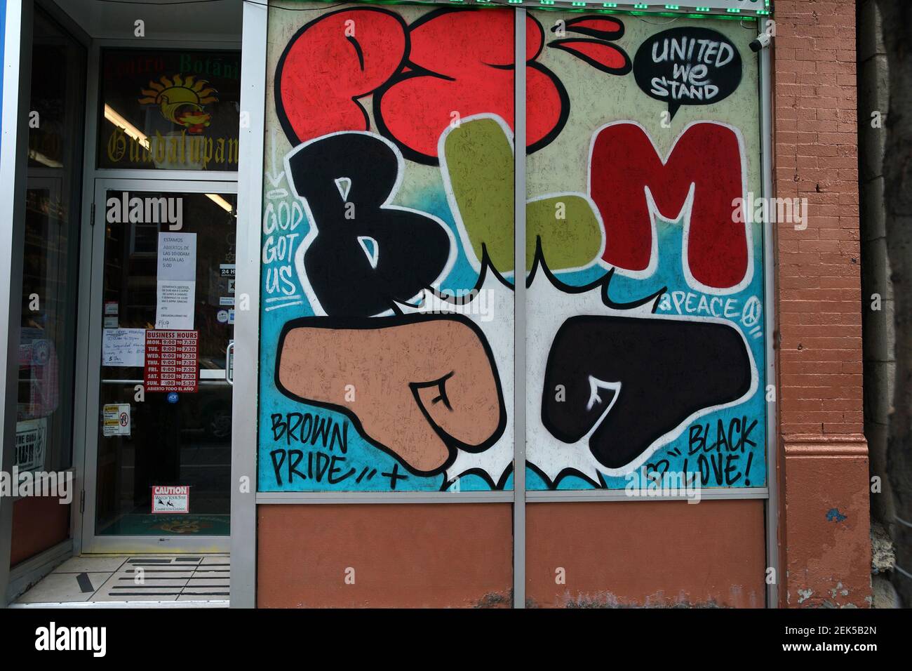 Obras de arte que cubren fachadas cerradas a lo largo de 18th St., en ...