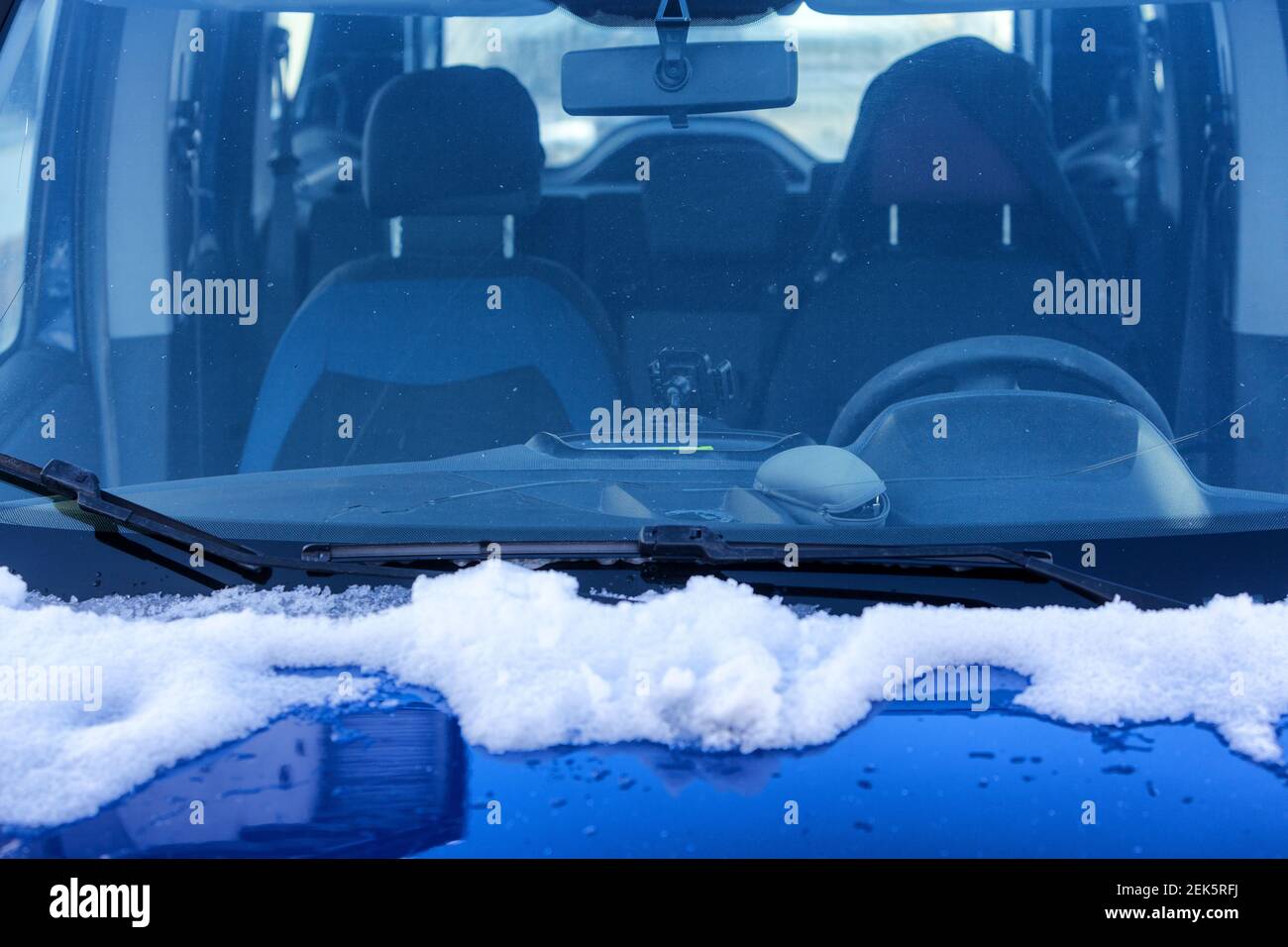 Windscreen of a car with a continuous crack Stock Photo - Alamy