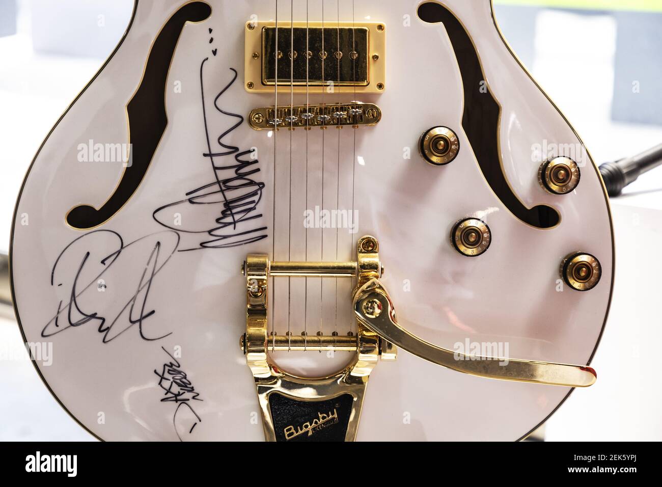 Robin Zander stage played Schecter Diamond Series Dream Police signed ...