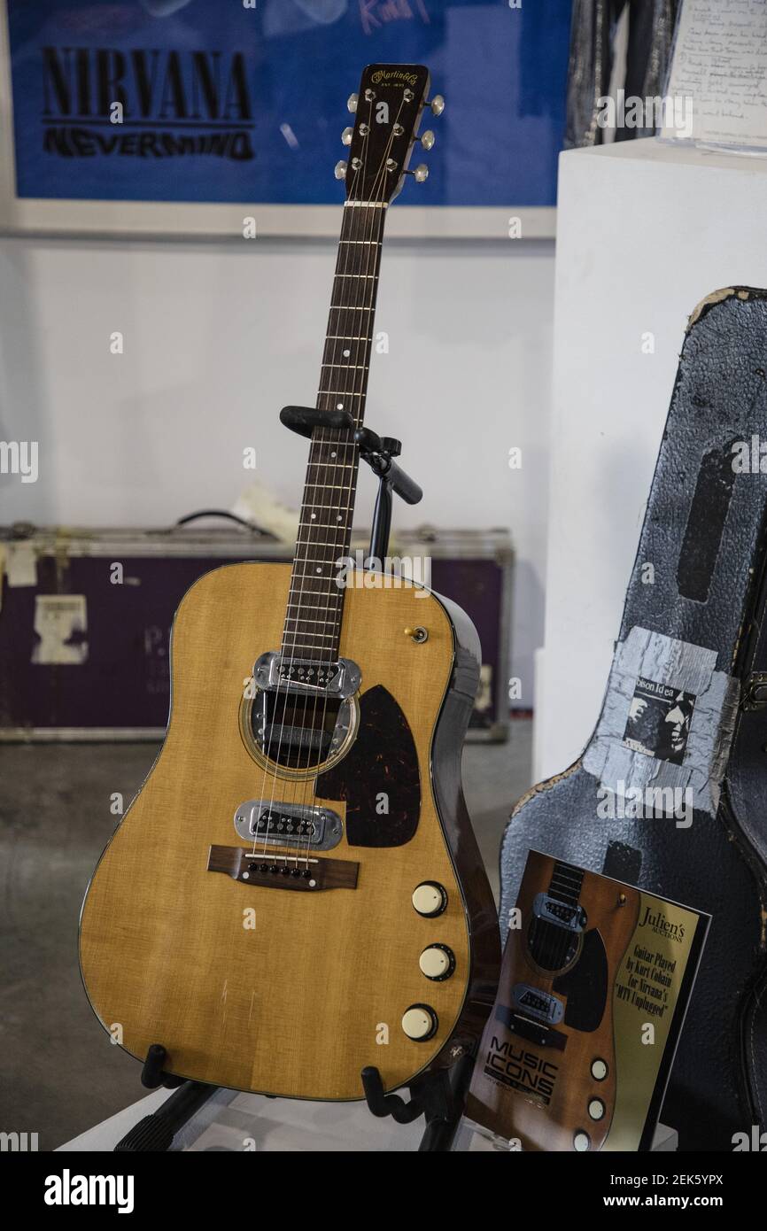Curt CobainÕs 1959 Martin D-18E Guitar with case used on the historic ...
