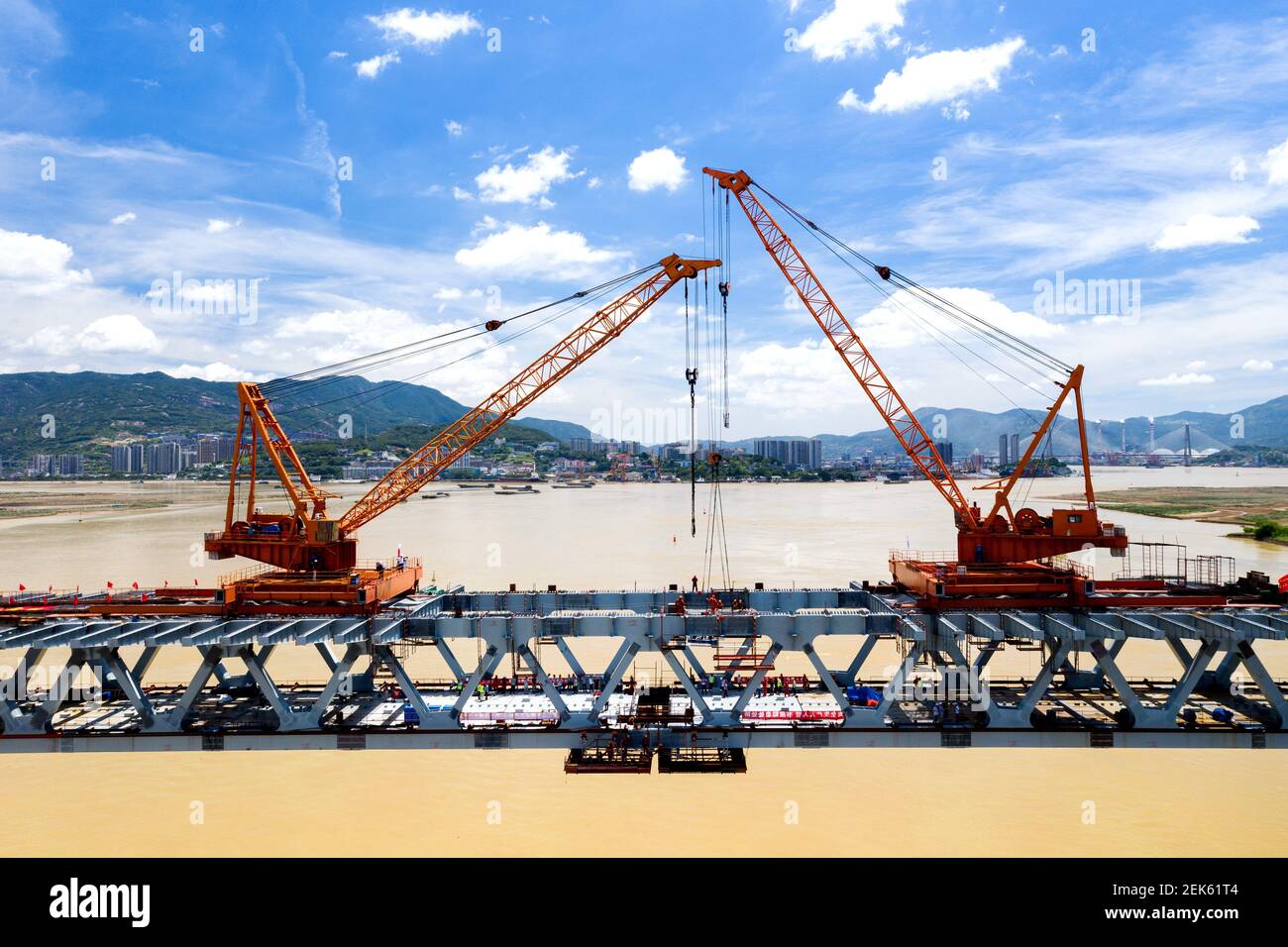 The largest bridge with dual use of bus and rail of Fujian successfully ...