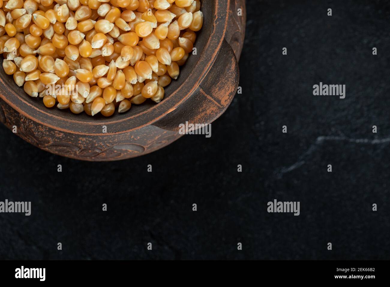 Pile of uncooked corn grains in ancient mug Stock Photo - Alamy