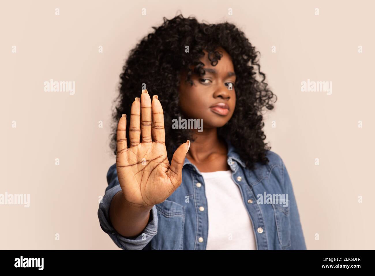 Black woman showing her palm, stop gesture Stock Photo - Alamy