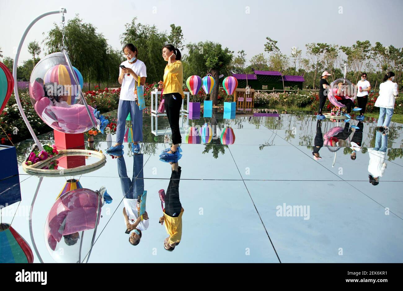 A 100 square meter "sky mirror" can be seen inside the Linxiang Four ...