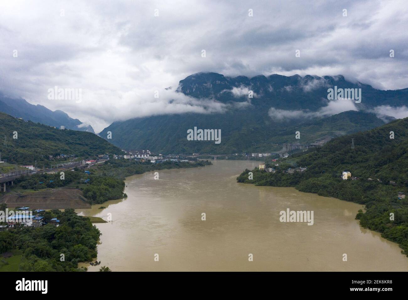 After days of heavy rainstorm, the Wu River was flooded, flood waters ...