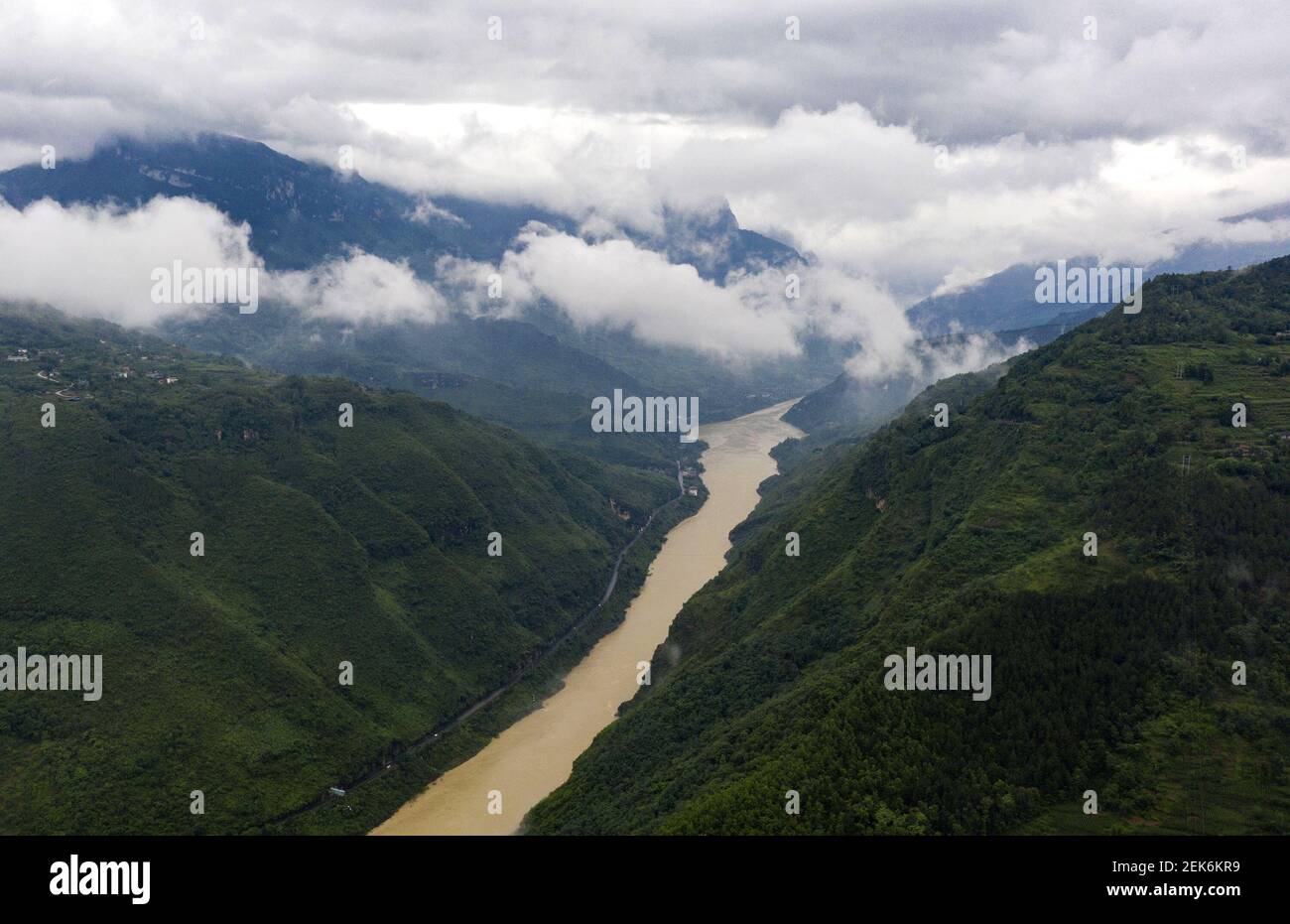 After days of heavy rainstorm, the Wu River was flooded, flood waters ...