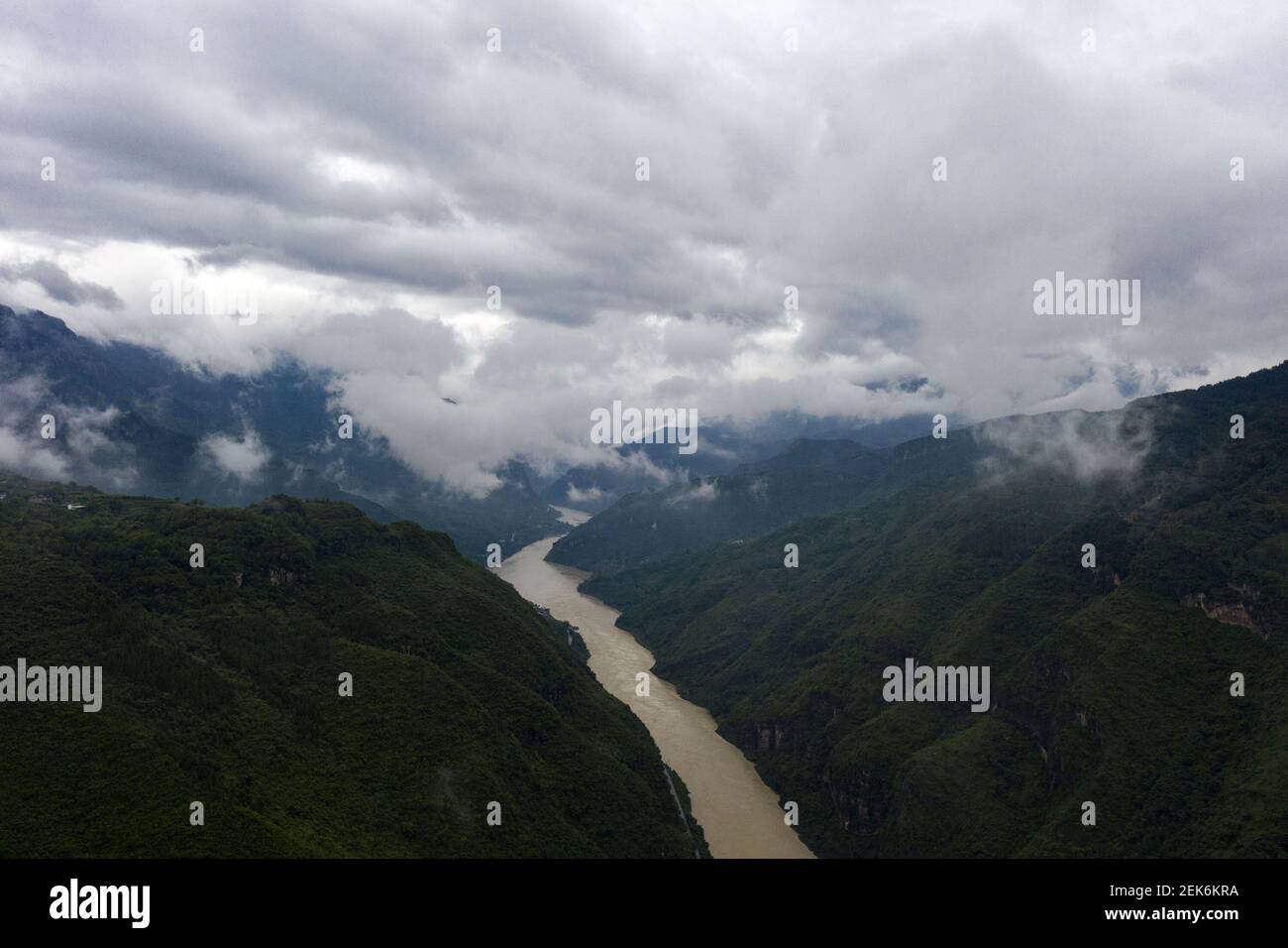 After days of heavy rainstorm, the Wu River was flooded, flood waters ...