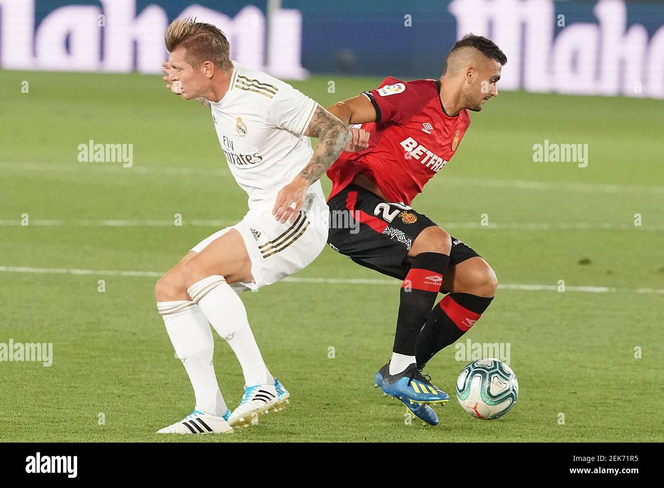 Real Madrid's Toni Kroos (l) and RCD Mallorca's Aleksandar Sedlar ...