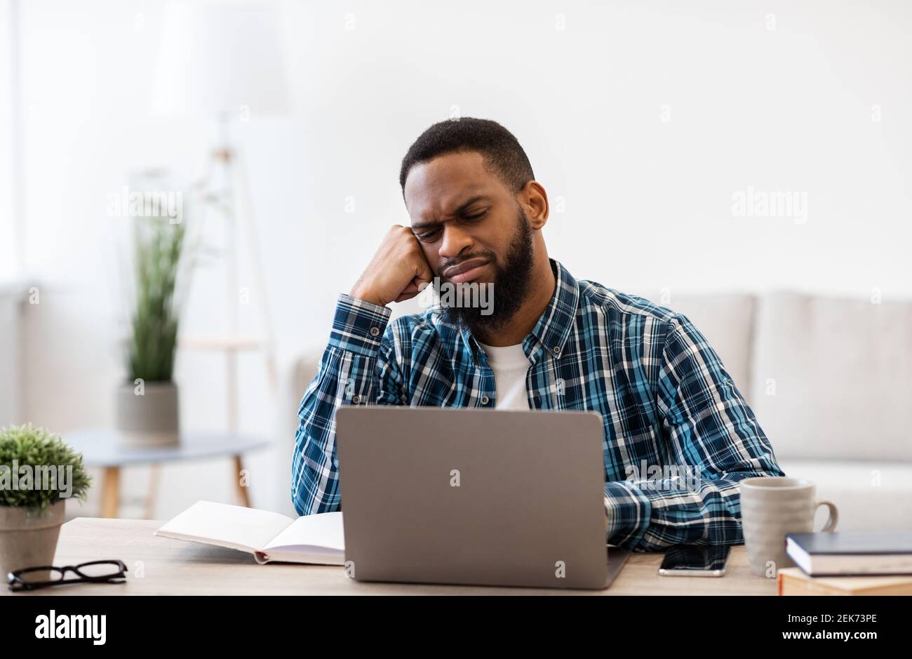 Bored at work in office hi-res stock photography and images - Alamy