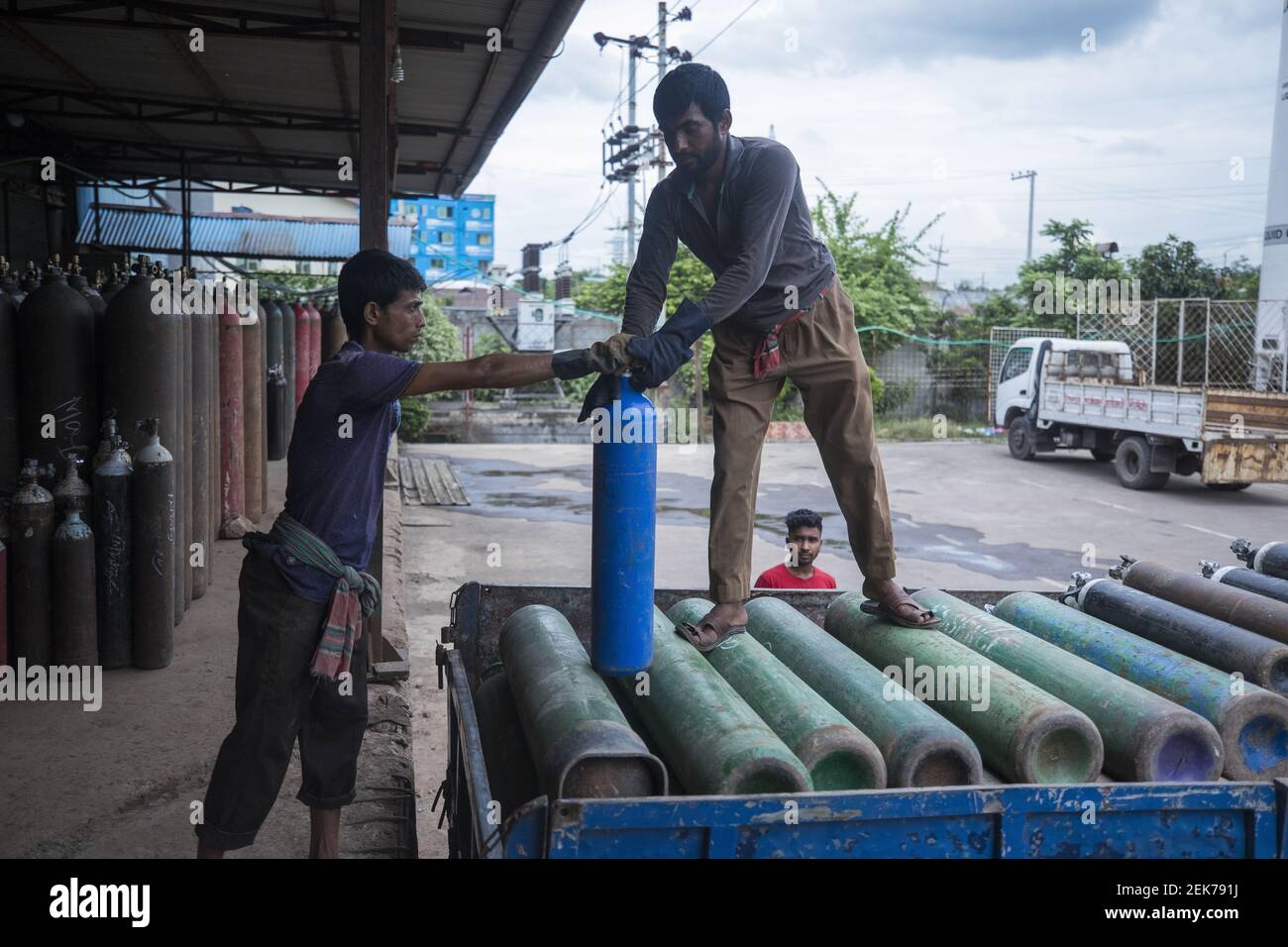 Processing oxygen cylinders hi-res stock photography and images - Alamy