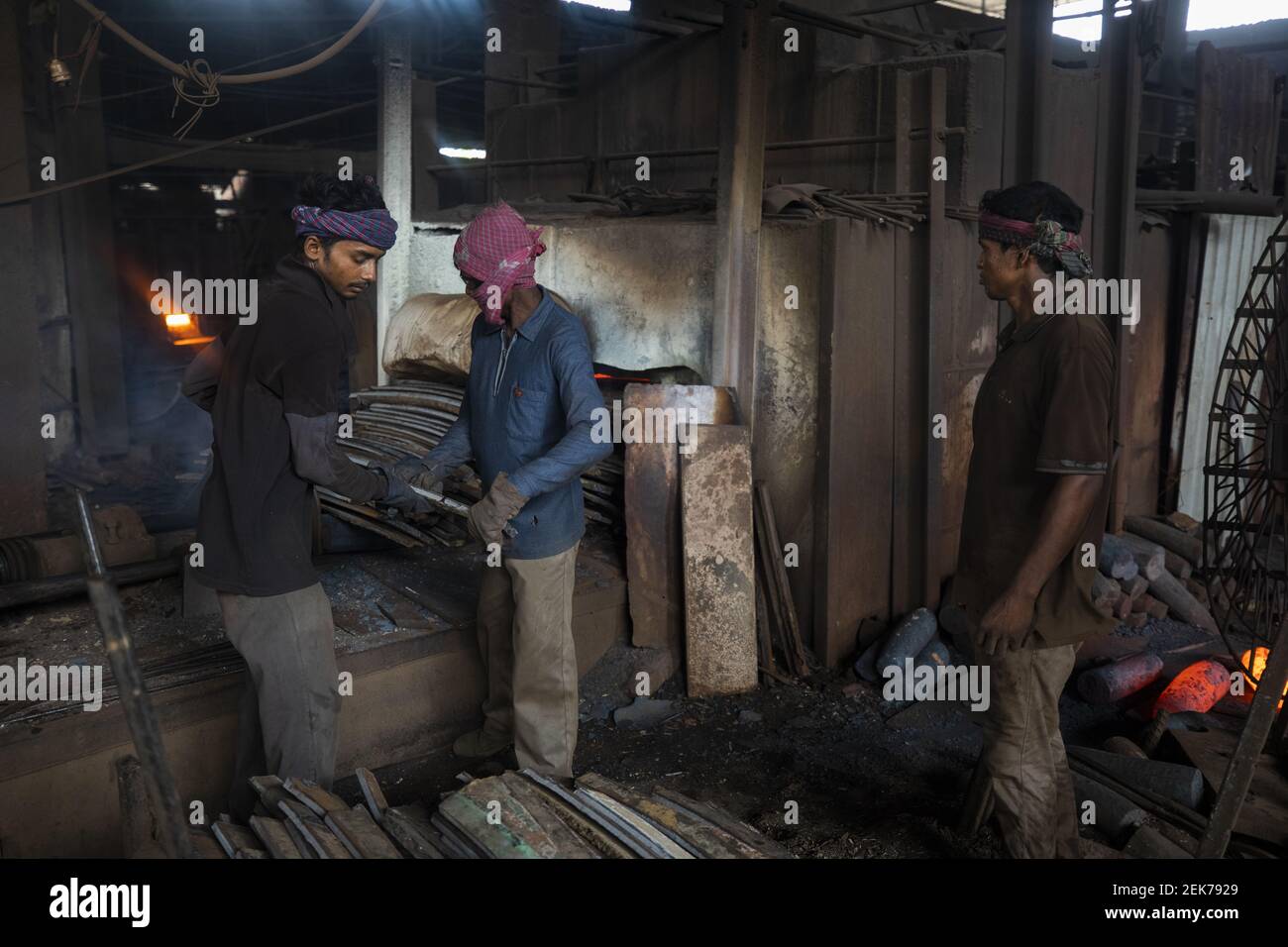 Bangladeshi still re-rolling mill worker put metal piece into the ...