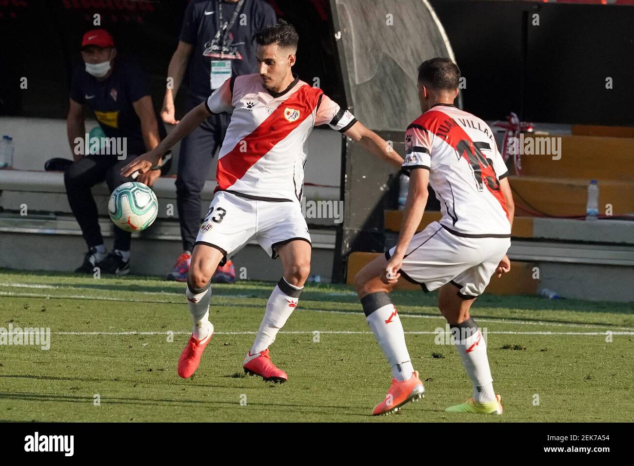 Rayo Vallecano's Oscar Valentin Martin (l) and Juan Villar during La ...